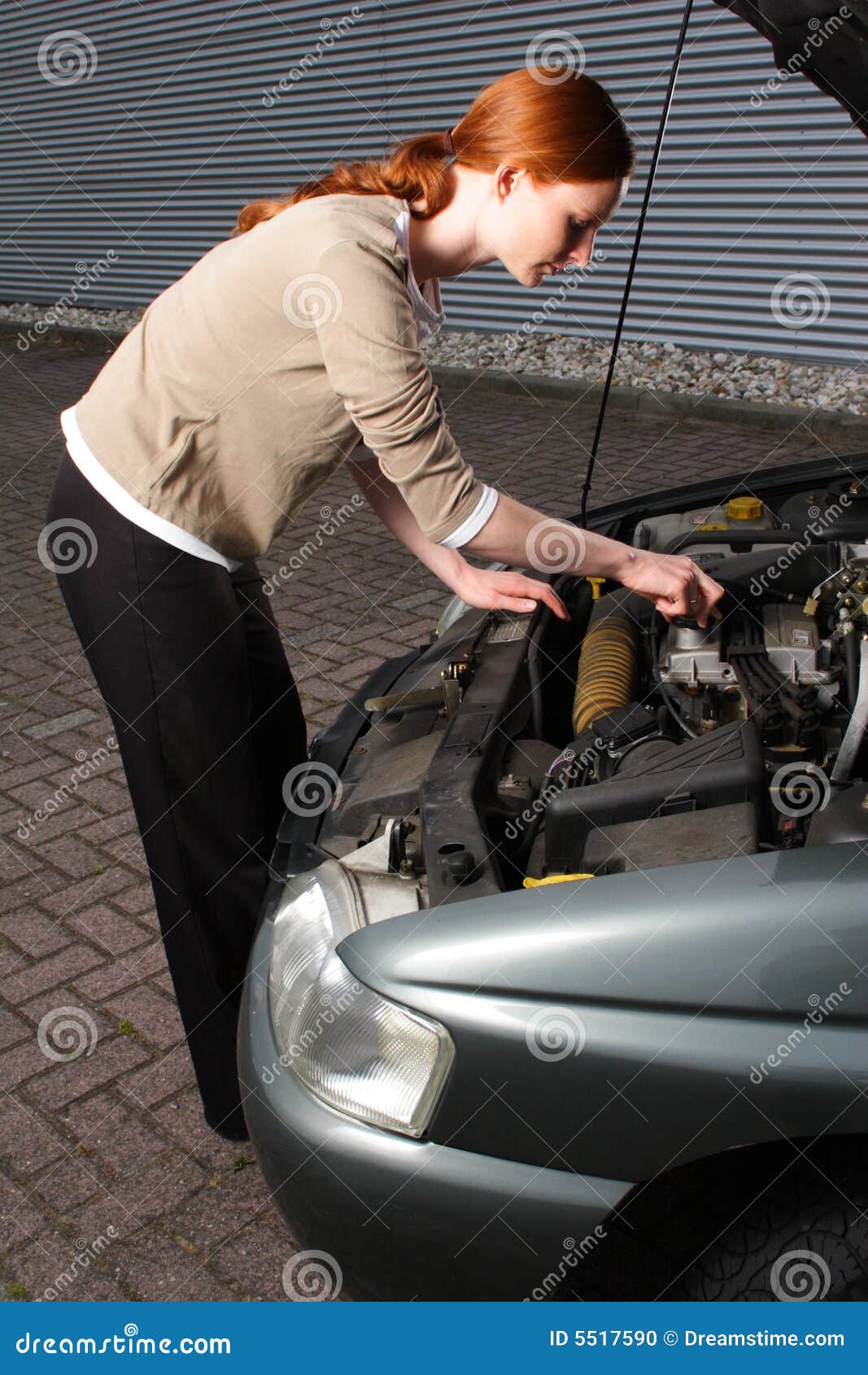 Frau, Die Versucht, Ein Auto Zu Reparieren Stockfoto - Bild von mühe ...