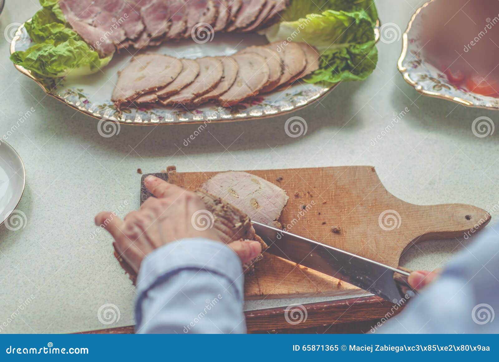 Frau Die Wurst Schneidet Stock-Fotos - Laden Sie 71 Royalty-Free Fotos ...