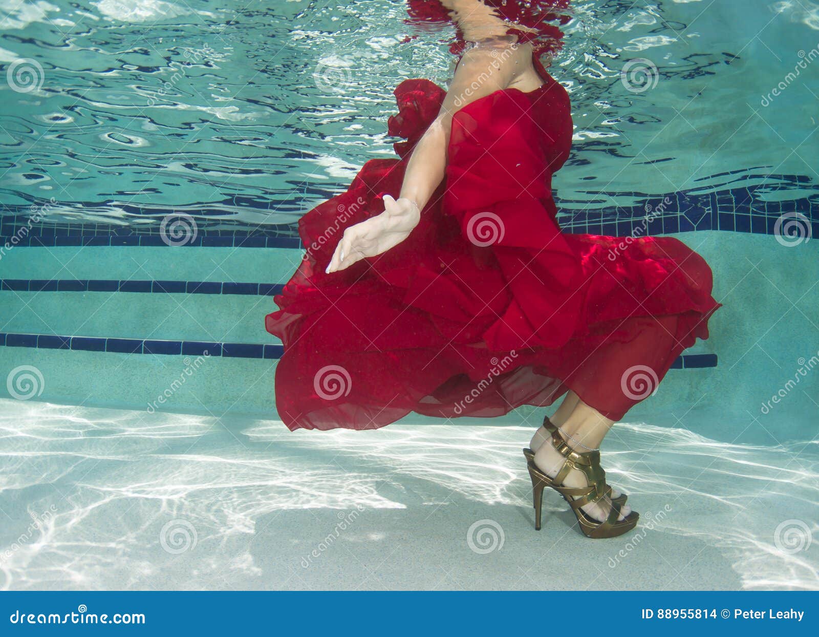 Frau in Einem Roten Kleid Unterwasser Stockfoto - Bild von unterwasser ...