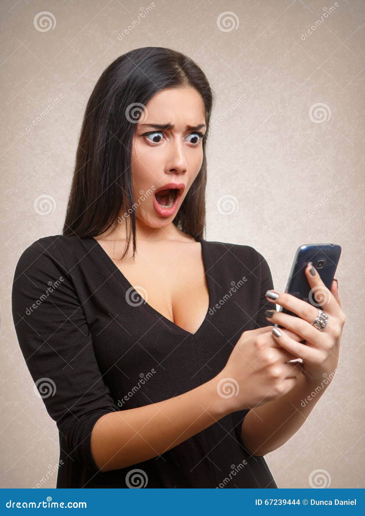 Frau Entsetzt Durch Handynachrichten Oder -mitteilung Stockfoto - Bild ...