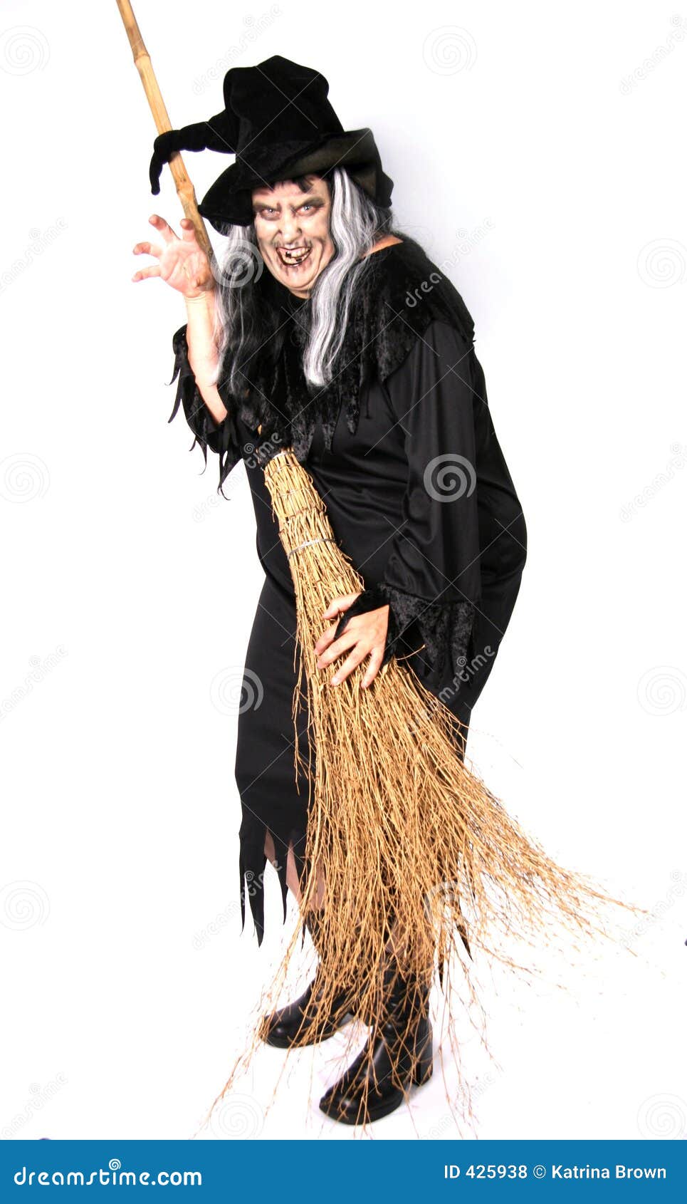 Frau Gekleidet Als Hässliche Hexe Stockfoto - Bild von besen ...