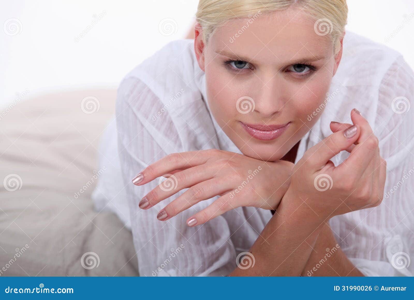 Frau gesessen auf dem Bett stockfoto. Bild von jahre - 31990026