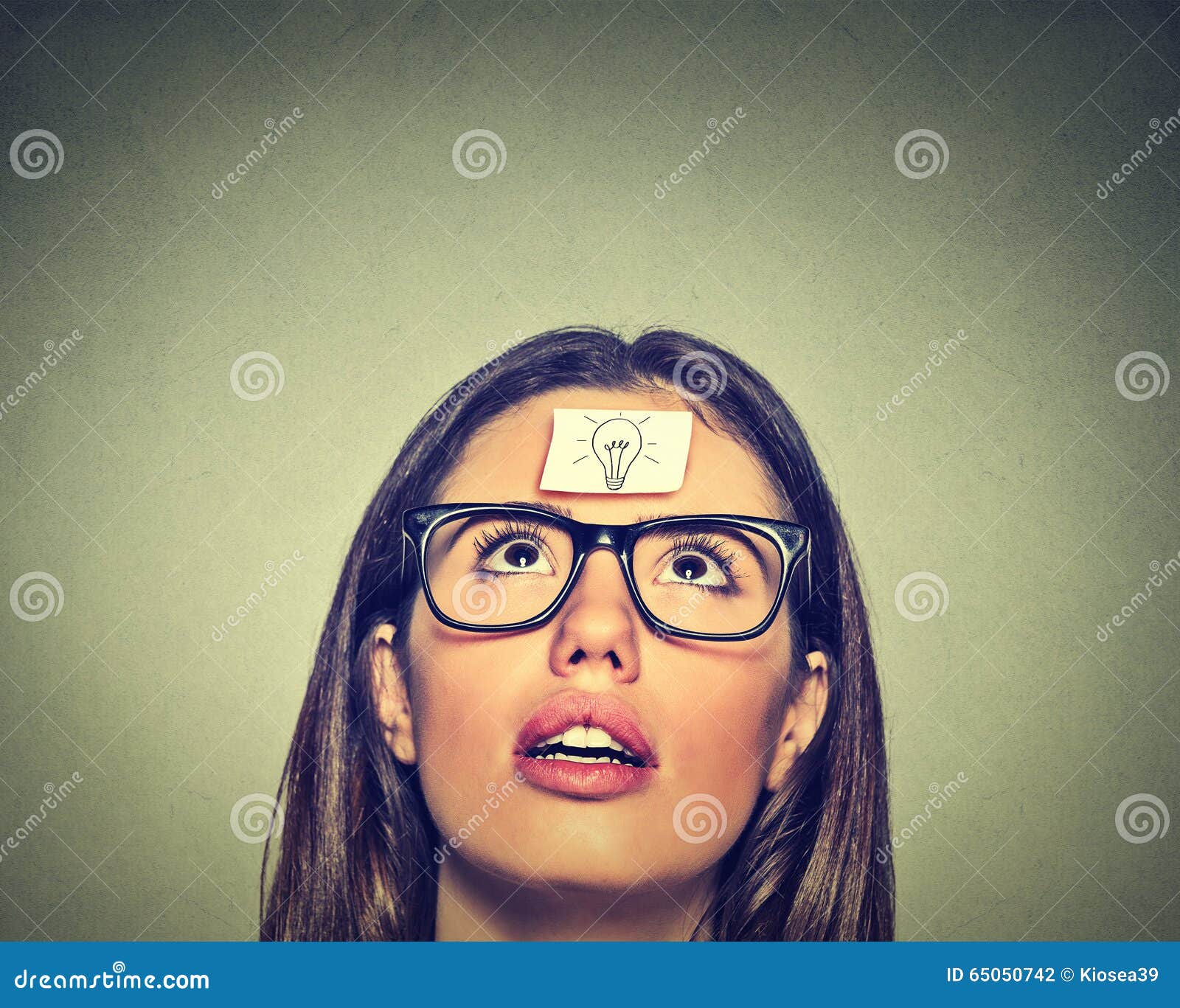 Frau hat eine gute Idee stockfoto. Bild von planen, mädchen - 65050742