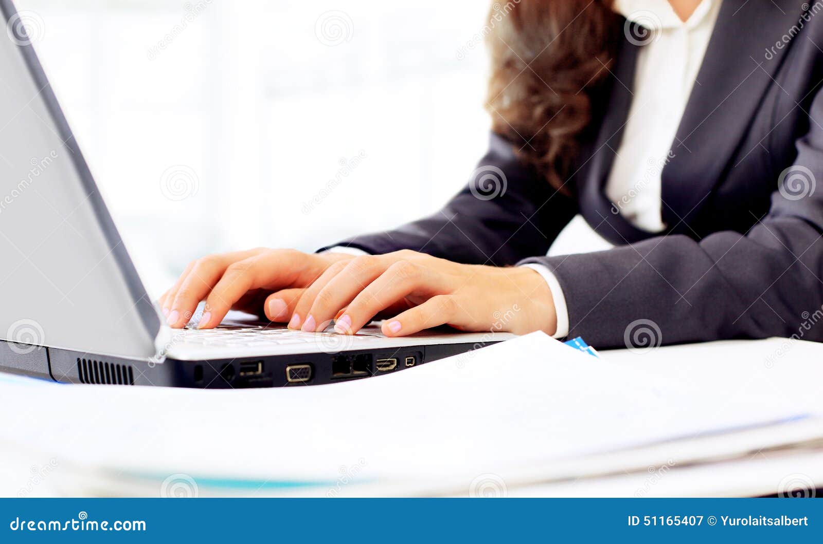 Frau Im Büro, Arbeit am Computer, Stockbild - Bild von abend, taste ...