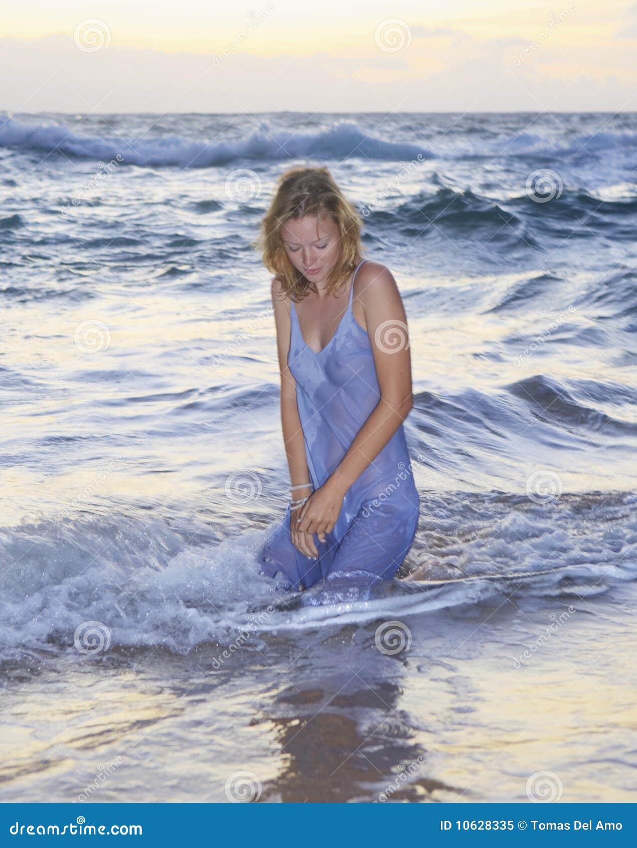 Frau im Kleid am Strand stockbild. Bild von schön, alleine - 10628335