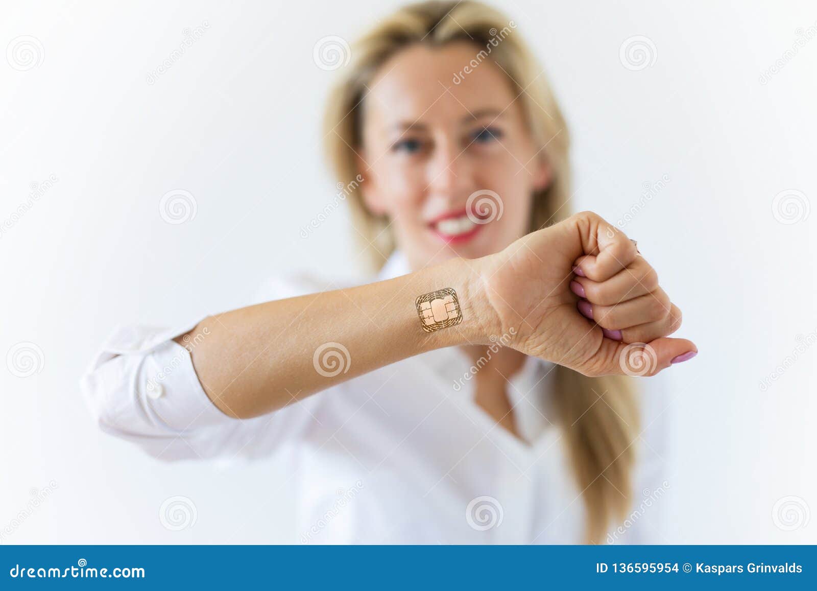 Frau Mit Computer-Chip-Implantat in Der Hand Stockfoto - Bild von ...