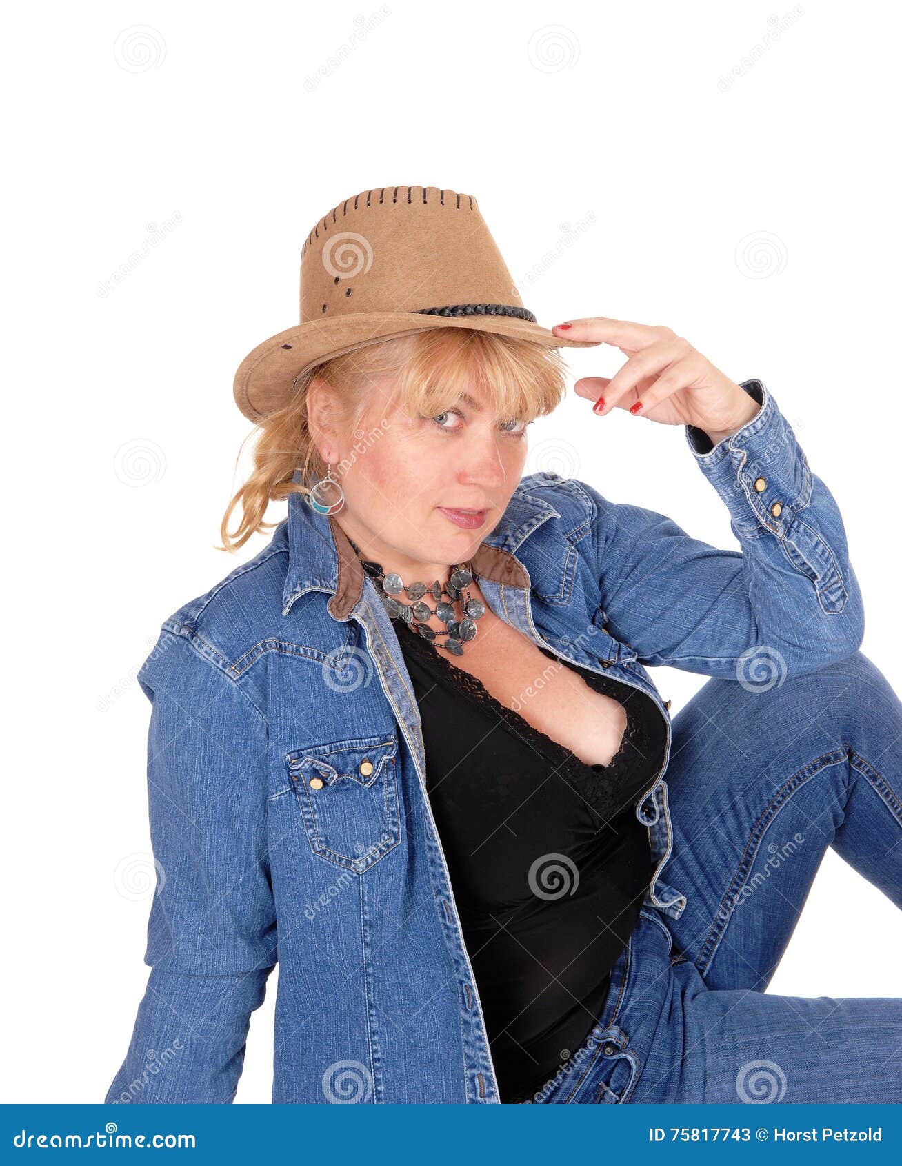 Frau Mit Dem Hut, Der Auf Boden Sitzt Stockbild - Bild von schön ...