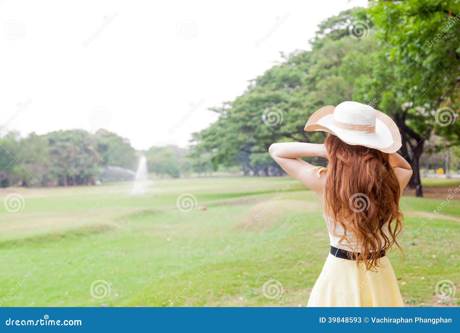Frau Mit Dem Hut, Der Im Park Steht. Stockbild - Bild von mode, rasen ...
