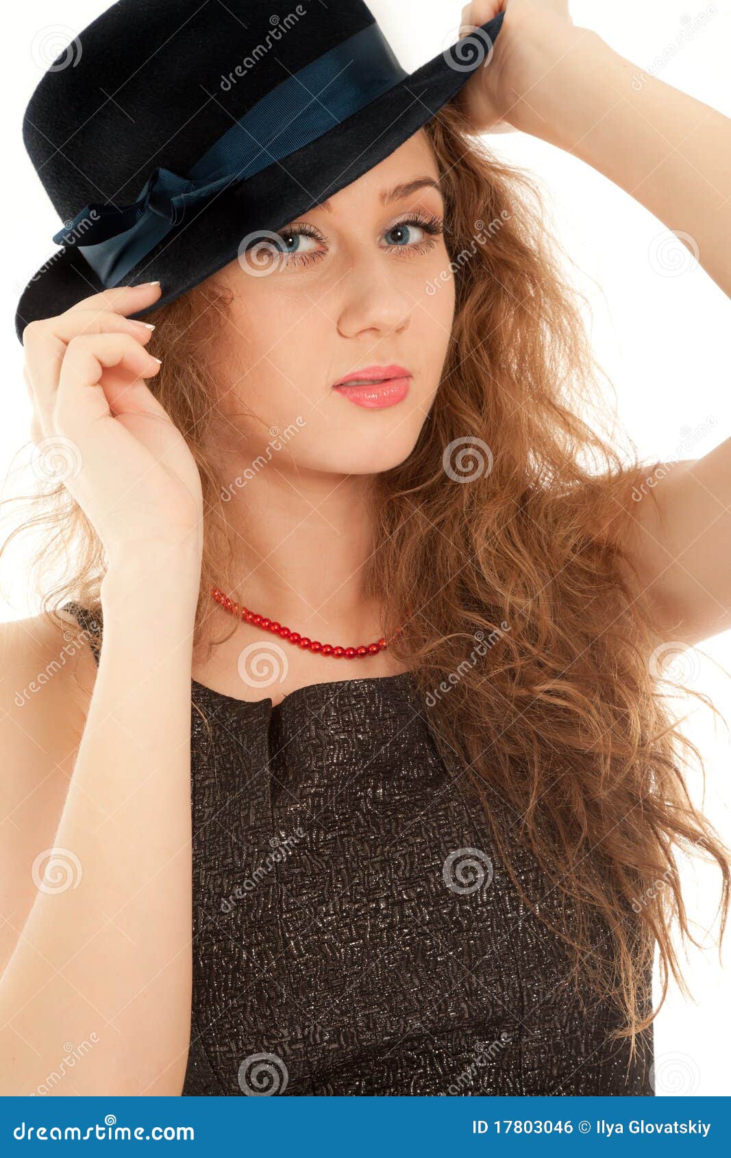 Frau Mit Dem Hut, Der Zur Kamera Schaut Stockfoto - Bild von schön ...