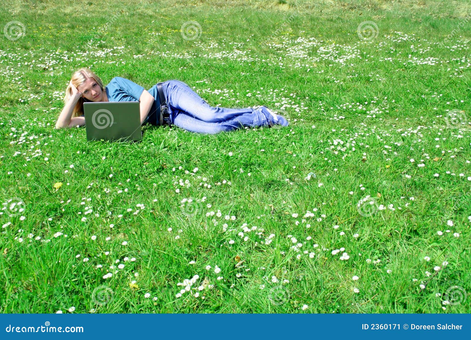 Frau Mit Dem Laptop Im Freien Stockbild - Bild von finanzierung, leute ...