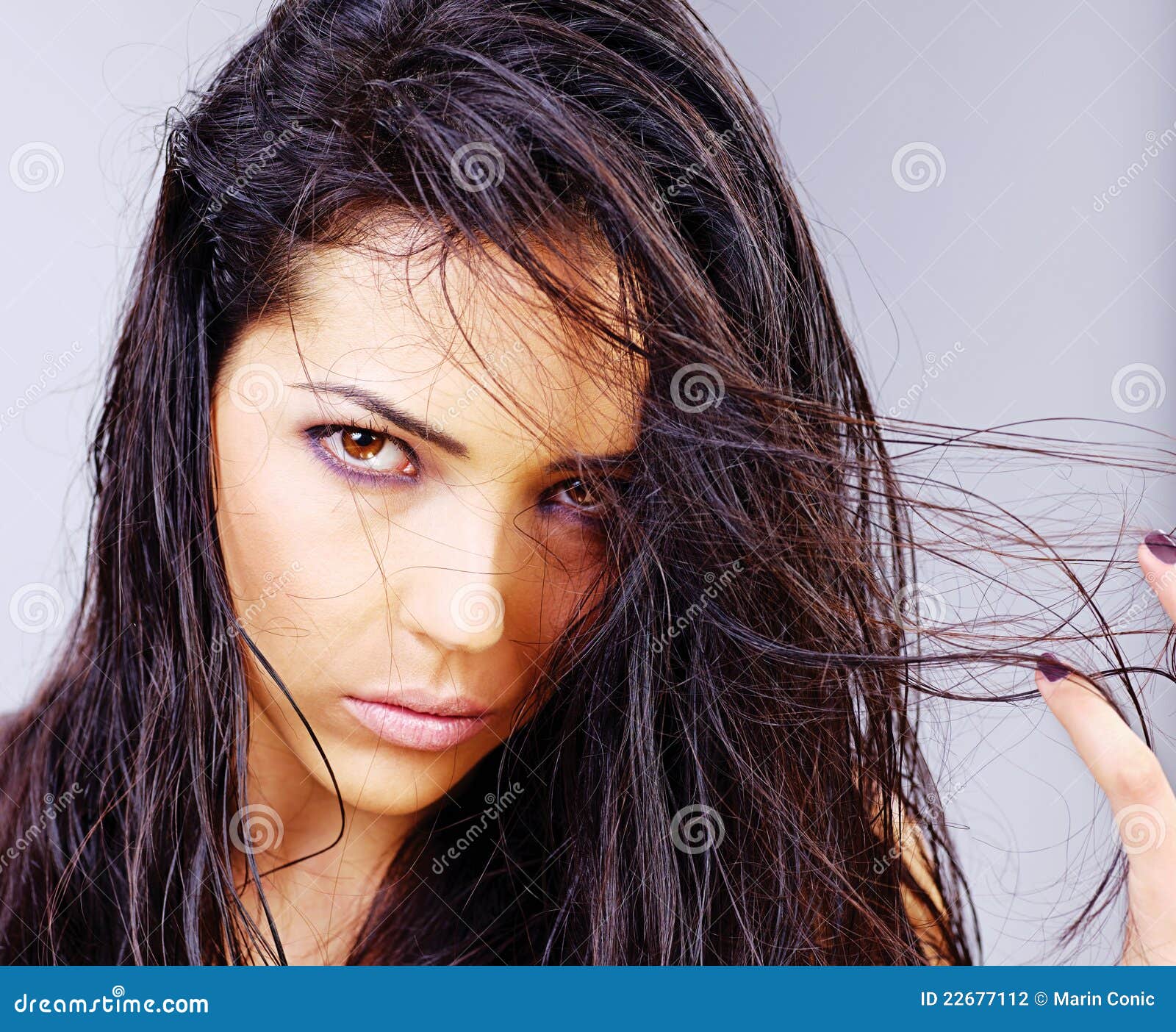 Frau mit dem nassen Haar stockfoto. Bild von recht, frisch - 22677112