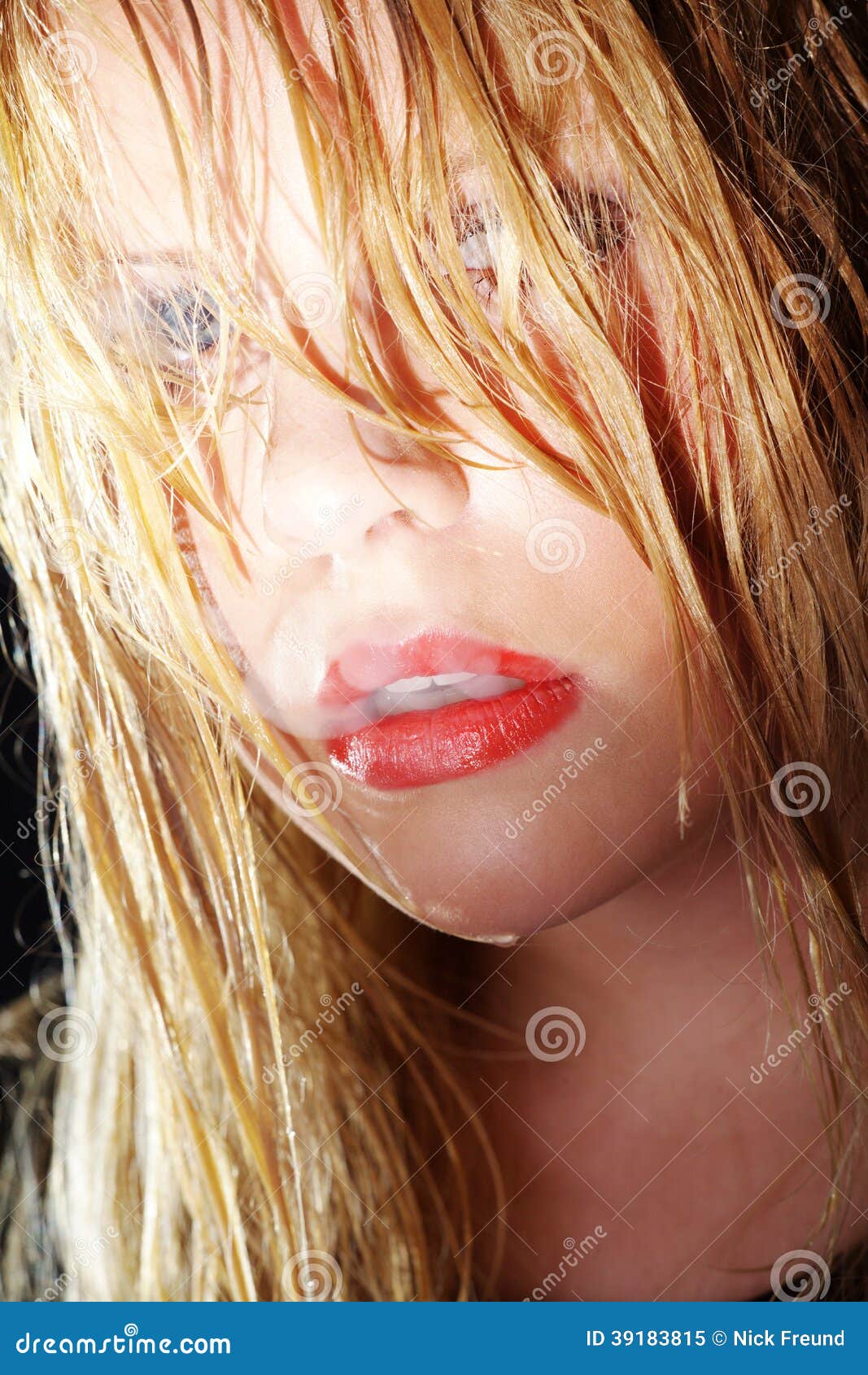 Frau mit dem nassen Haar stockbild. Bild von attraktiv - 39183815