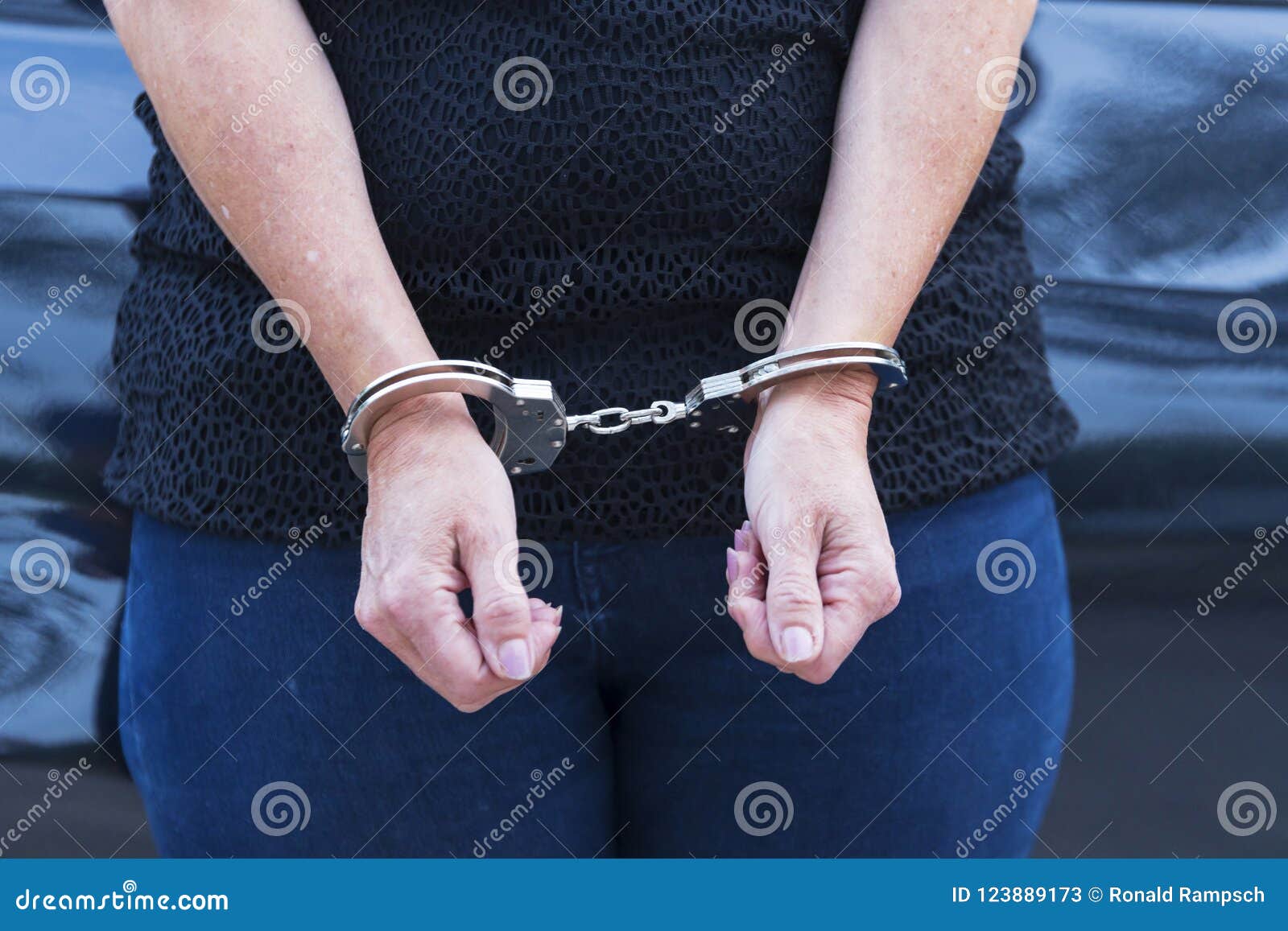 Frau Mit Den Handschellen in Den Handgelenken Stockbild - Bild von ...