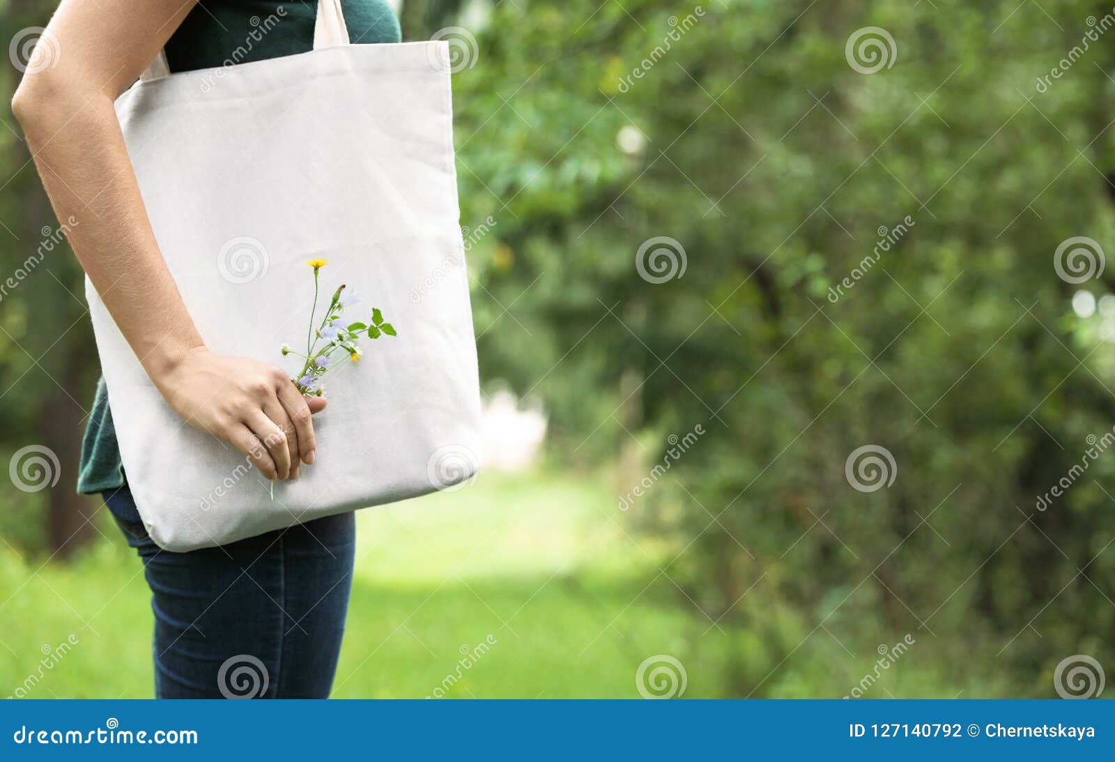 Frau Mit Eco Tasche Im Freien Stockfoto - Bild von hintergrund, leinen ...