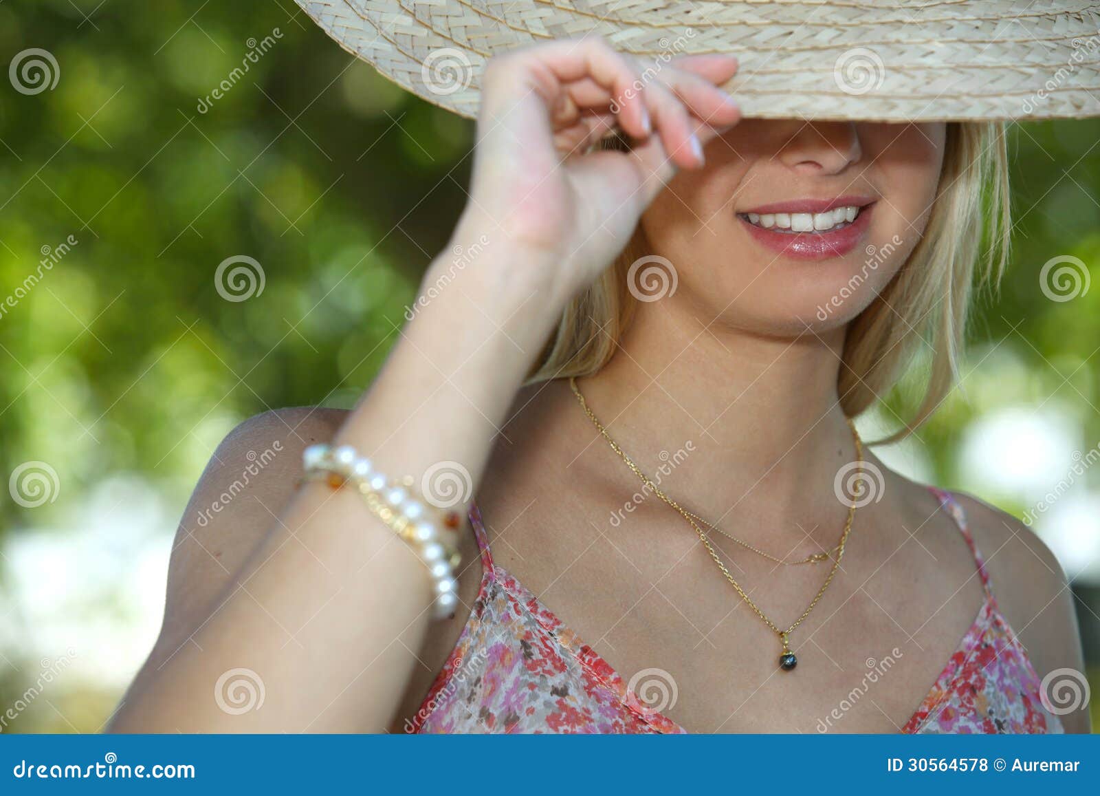 Frau mit einem Hut stockfoto. Bild von hintergrund, hitze - 30564578