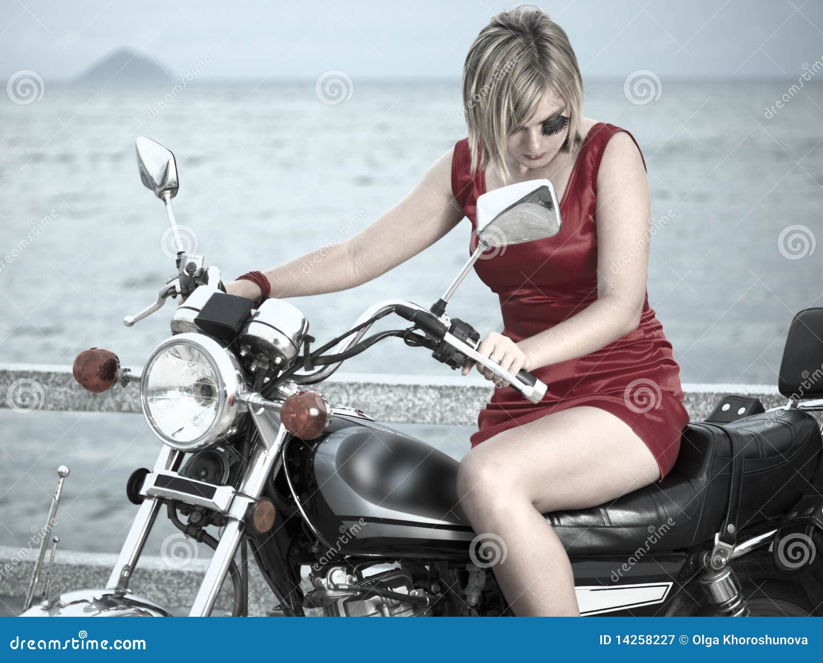 Frau mit einem Motorrad stockbild. Bild von ozean, mode - 14258227