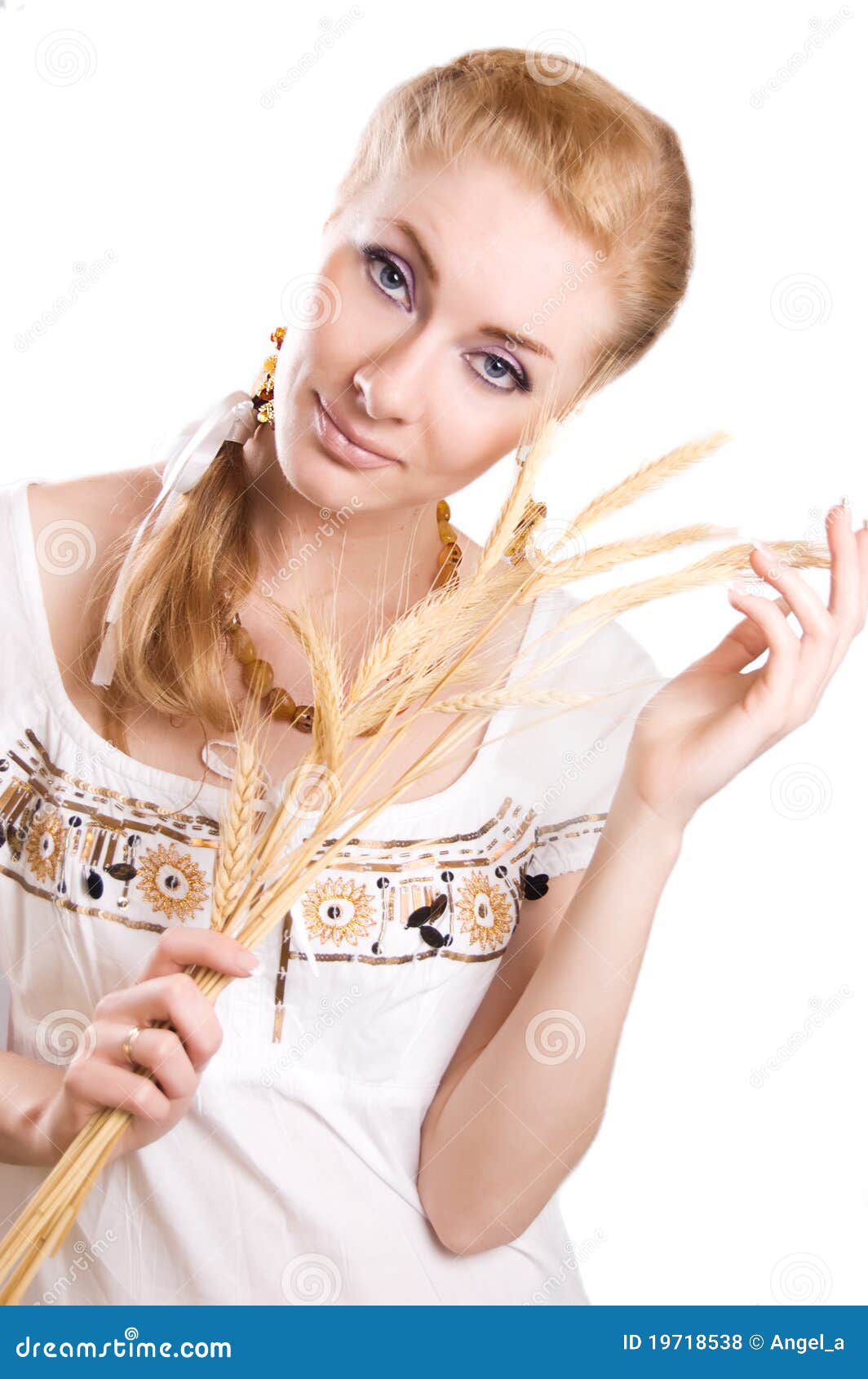 Frau mit Garbe Weizen stockfoto. Bild von garbe, frau - 19718538