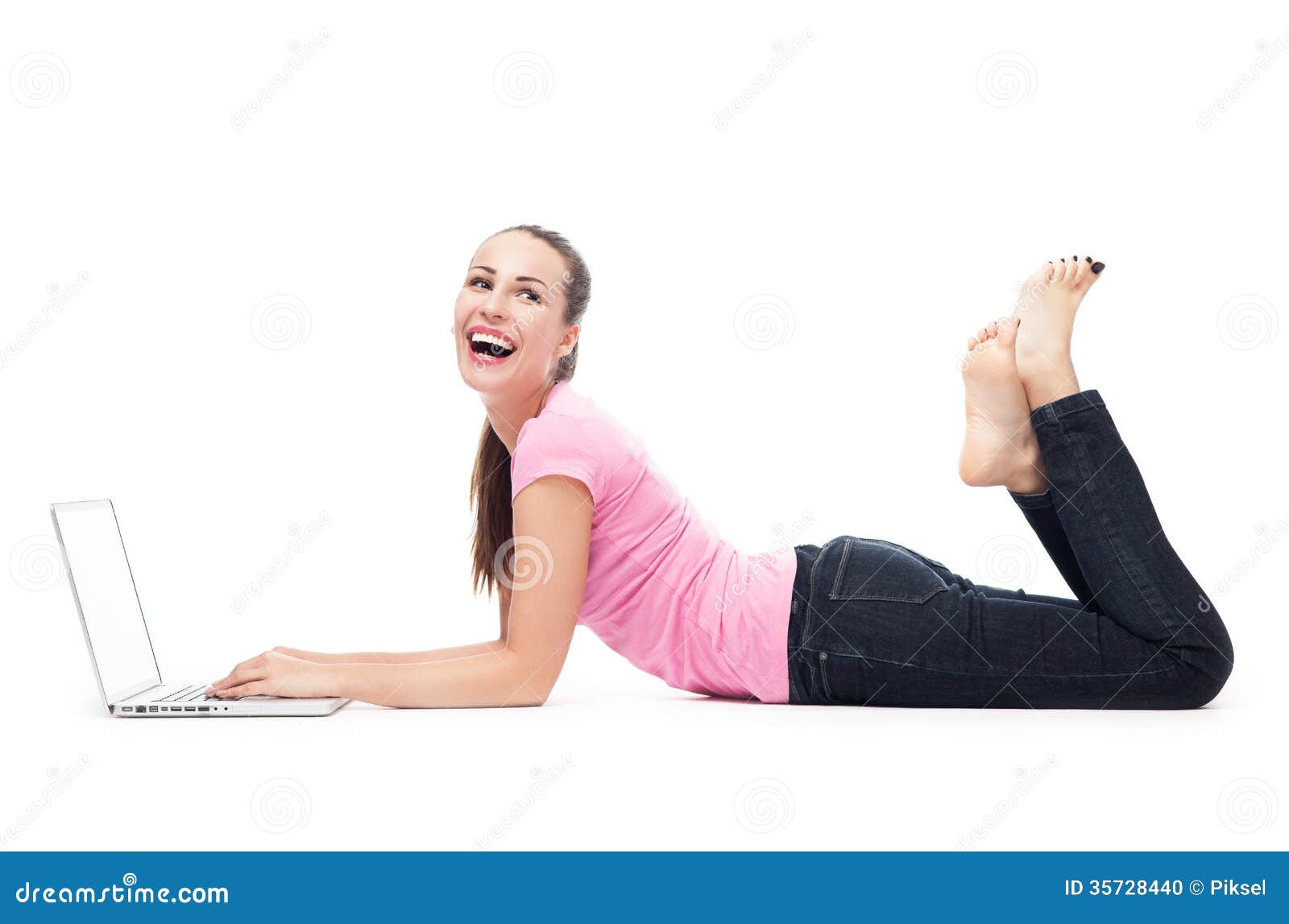 Frau Mit Ihrem Laptop Der Auf Dem Boden Liegt Stockfoto Bild Von