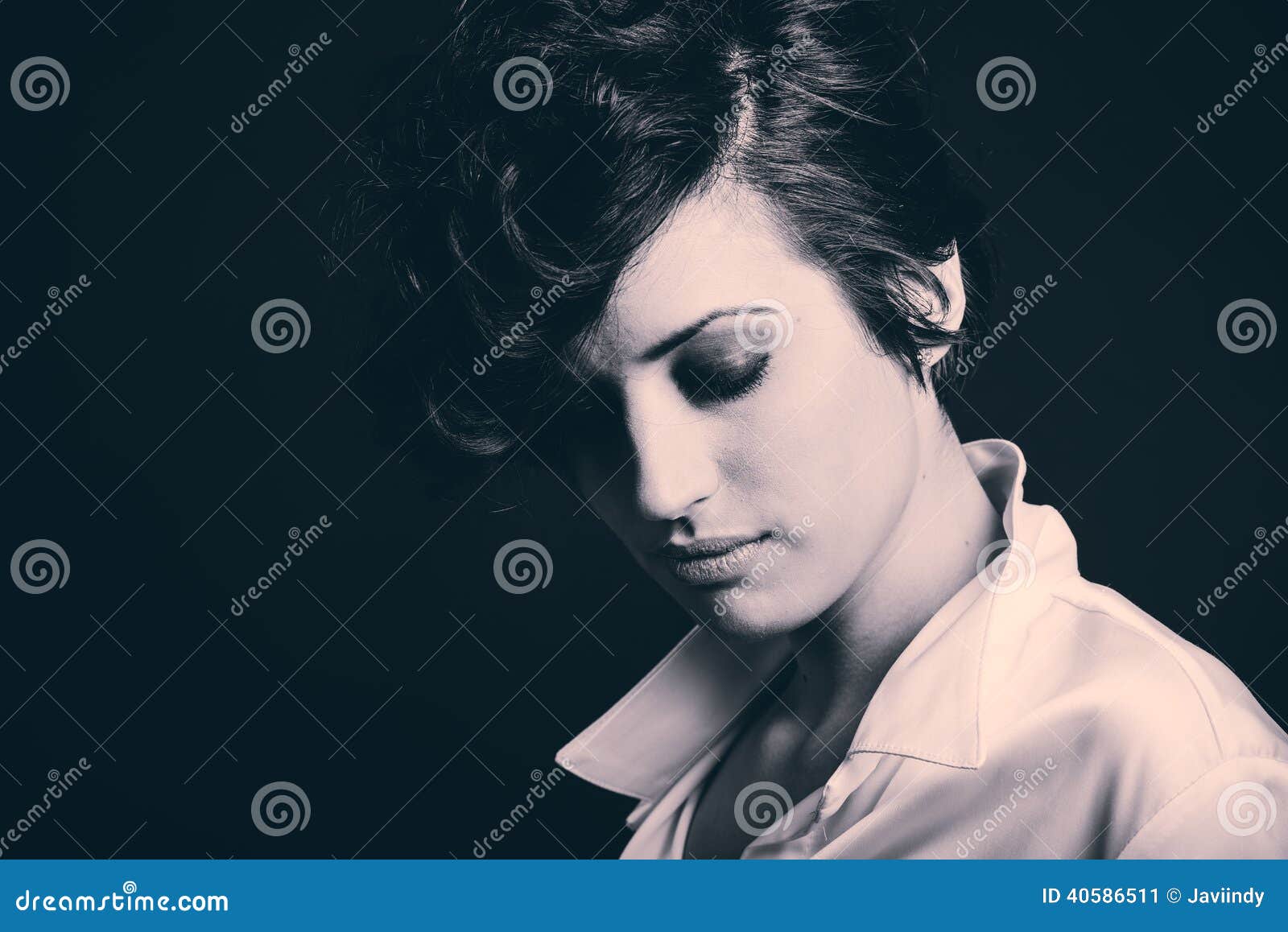 Frau Mit Intensivem Blick Auf Schwarzem Hintergrund Stockbild - Bild ... Frau Mit Intensivem Blick Auf Schwarzem Hintergrund Stockbild - Bild ...