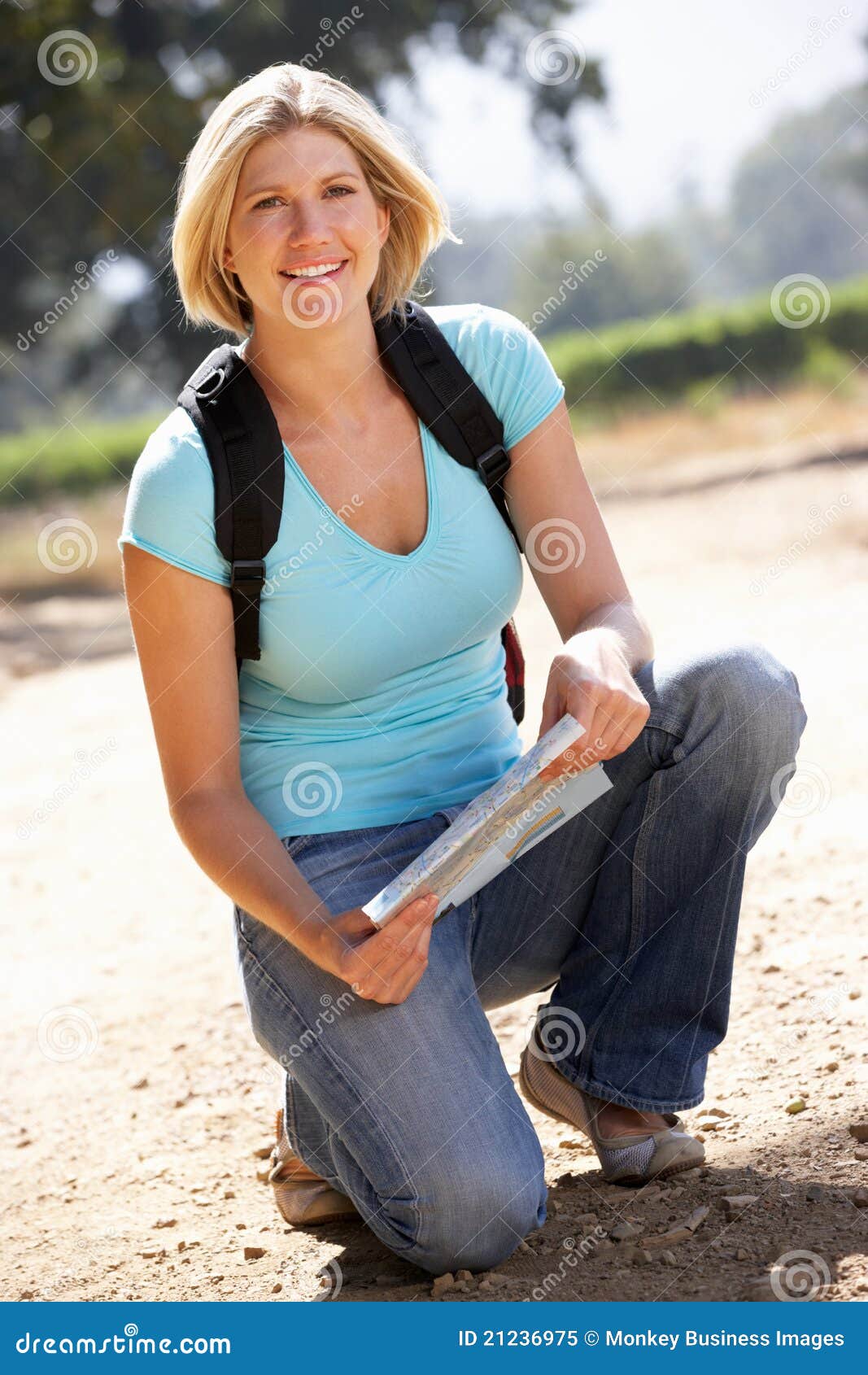 Frau Mit Karte Gehend in Land Stockbild - Bild von vertikal, land: 21236975