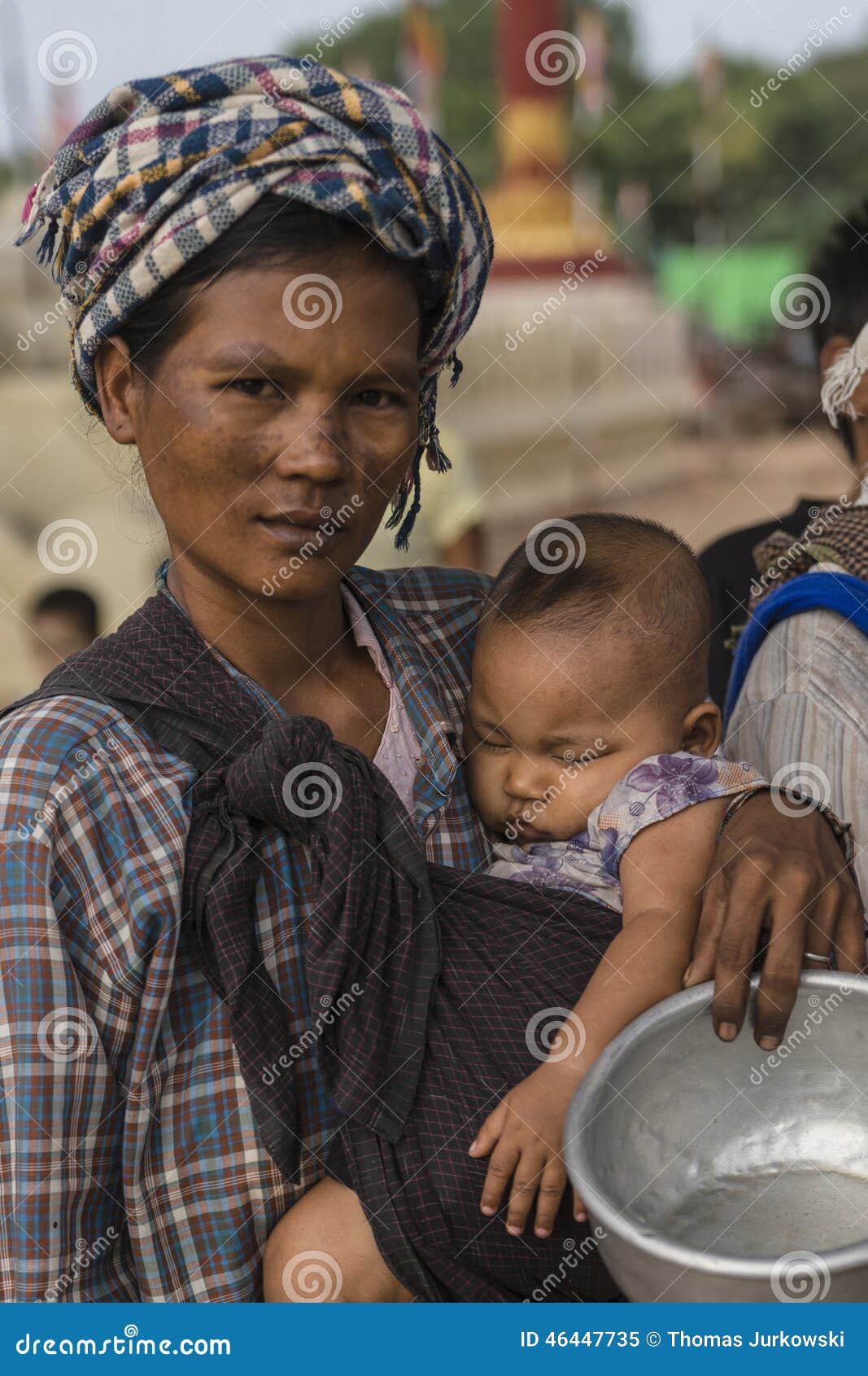 Frau mit Kind redaktionelles bild. Bild von geld, buddhismus - 46447735
