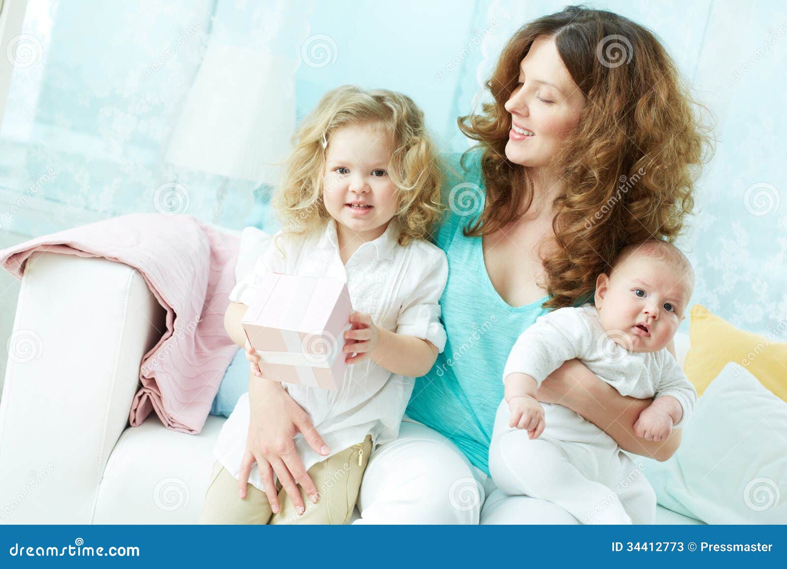 Frau mit Kindern stockbild. Bild von glück, liebe, gesund - 34412773