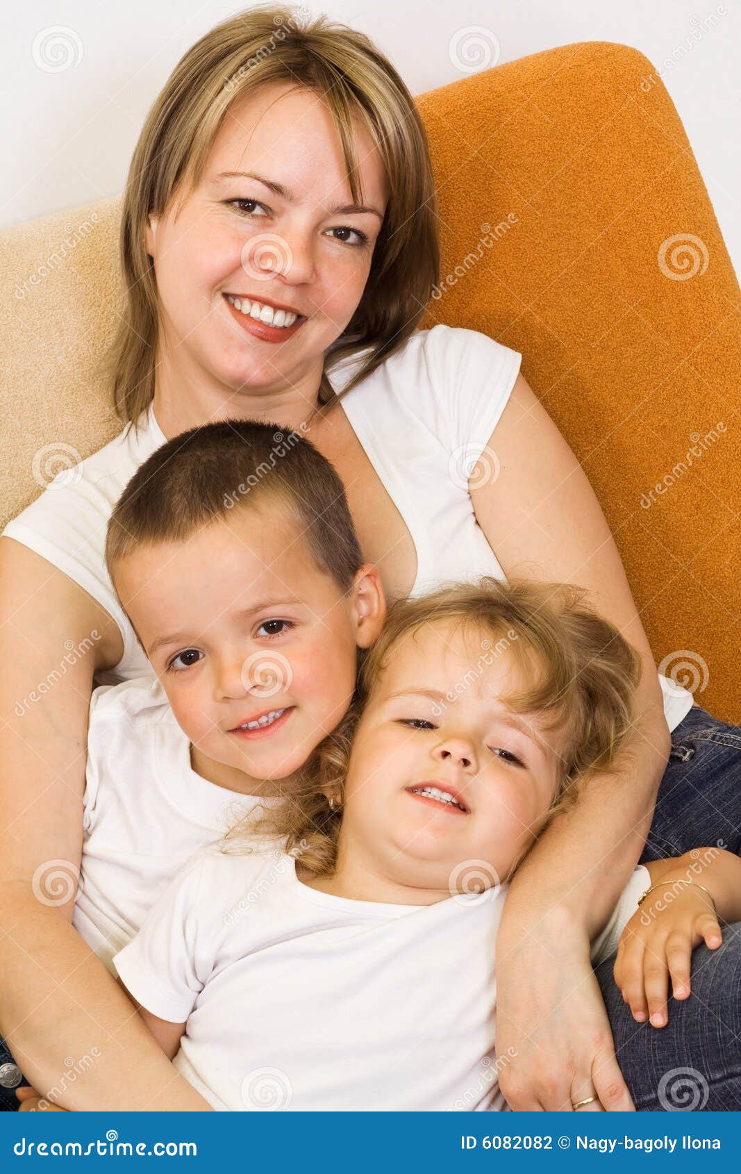 Frau Mit Kindern Auf Dem Sofa Stockfoto - Bild von muttergesellschaft, haupt: 6082082