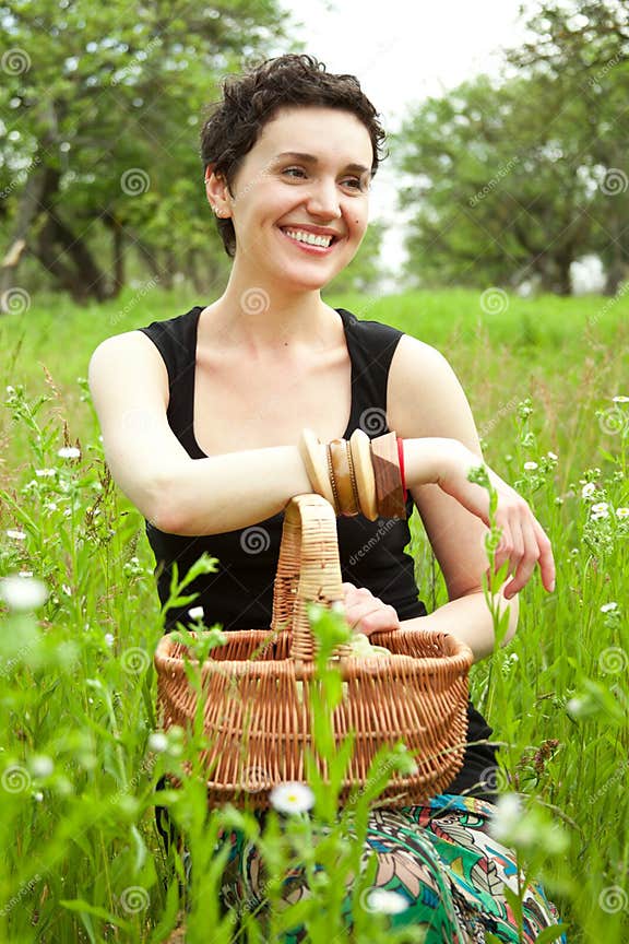 Frau mit Korb im Garten stockbild. Bild von porträt, schön - 25513175