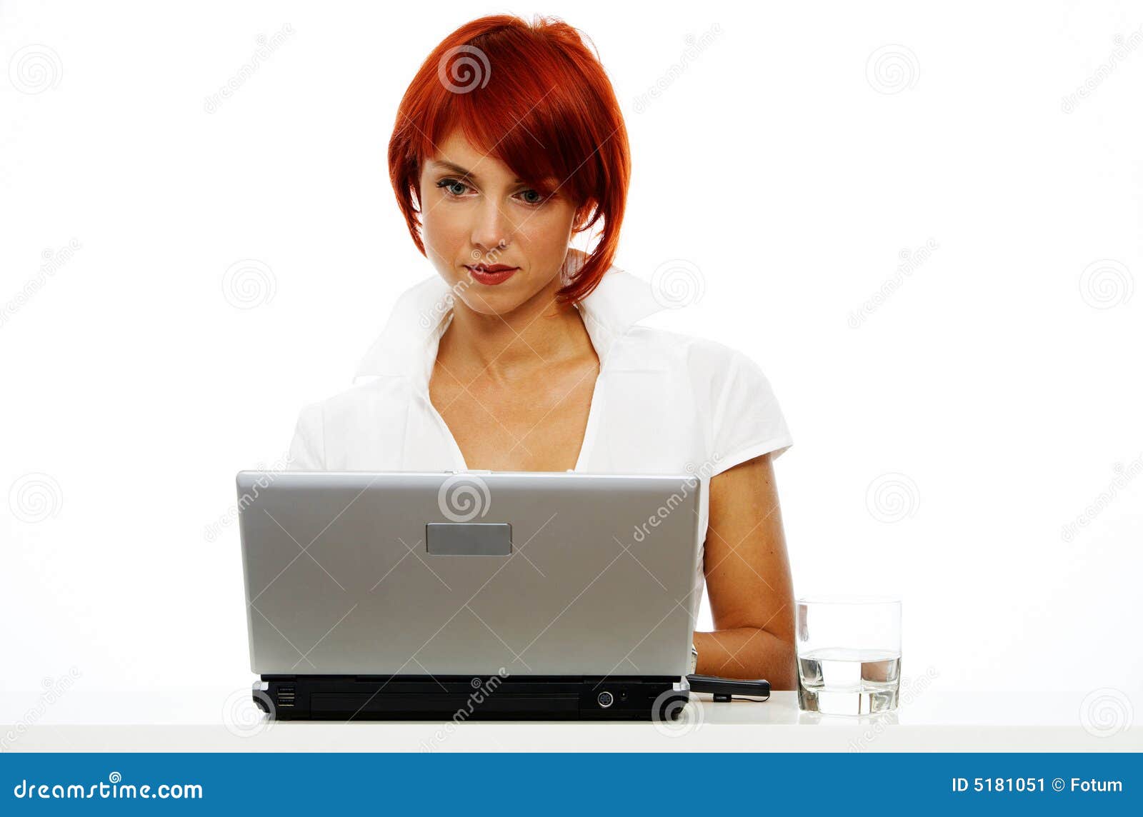 Frau mit Laptop stockbild. Bild von post, glas, hemd, computer - 5181051