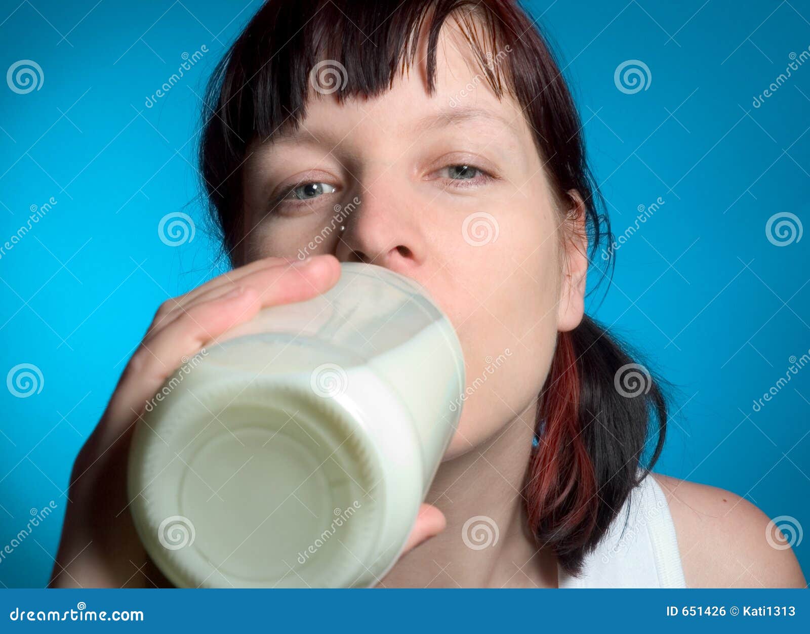 Frau mit Milch stockfoto. Bild von milch, geschmackvoll - 651426