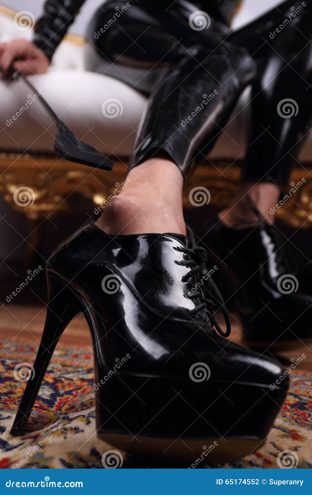 Frau mit Reitpeitsche stockfoto. Bild von latex, frau - 65174552