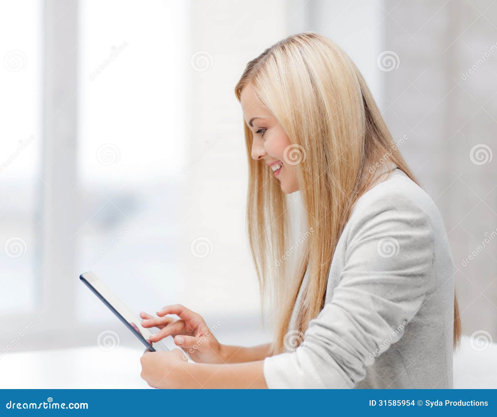 Frau mit Tabletten-PC stockfoto. Bild von freundlich - 31585954