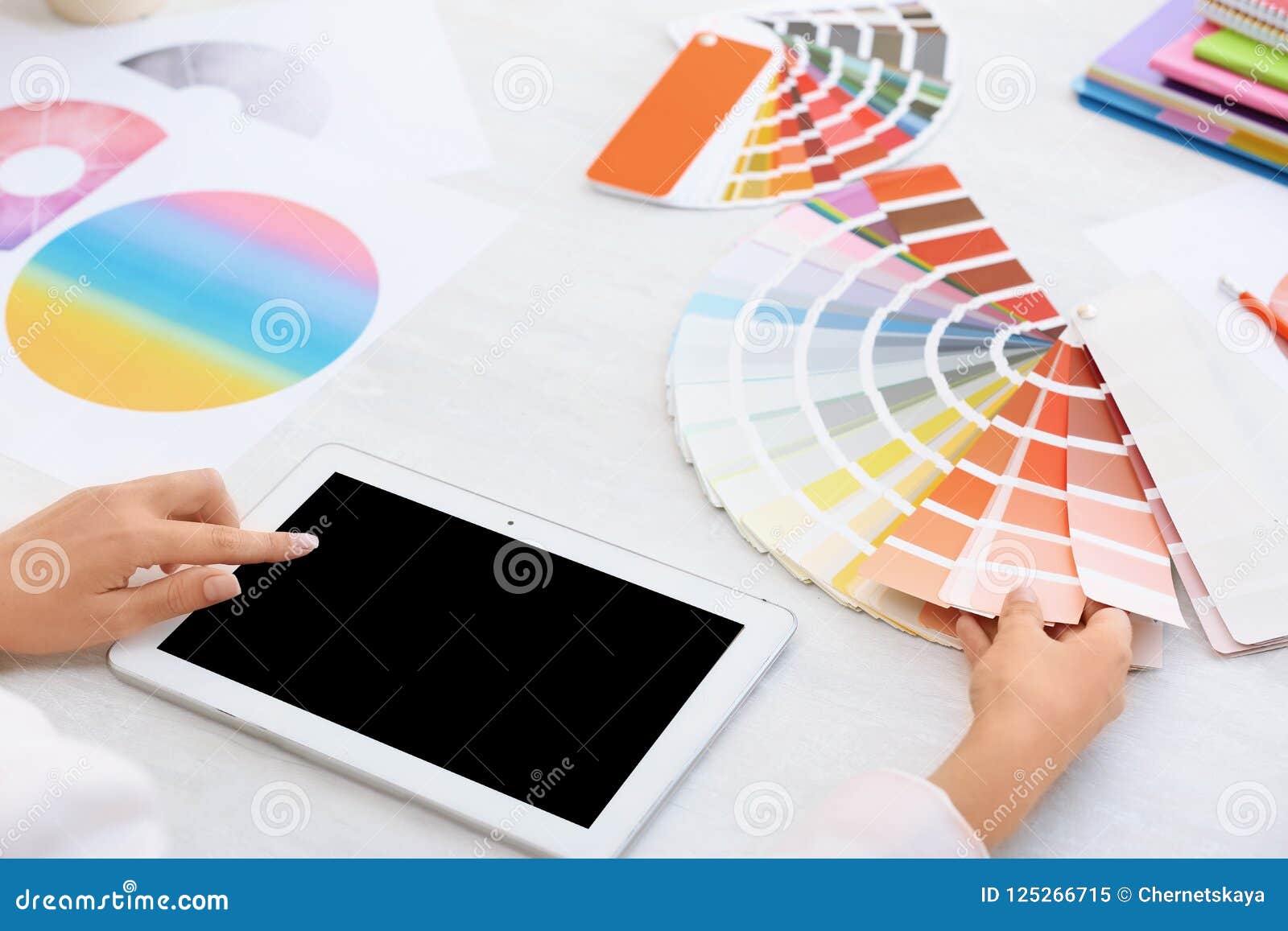 Frau Mit Tabletten- Und Farbenfarbpalettenproben Stockbild - Bild von ...