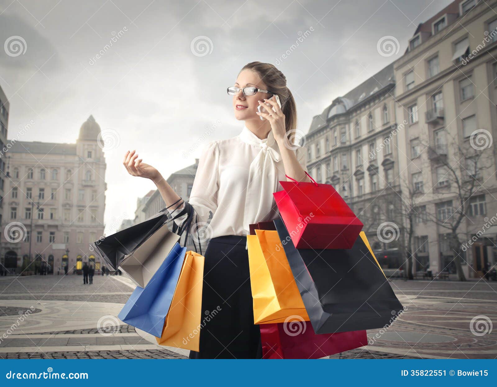 Frau Mit Vielen Einkaufstaschen Stockbild - Bild von beschaffenheit ...