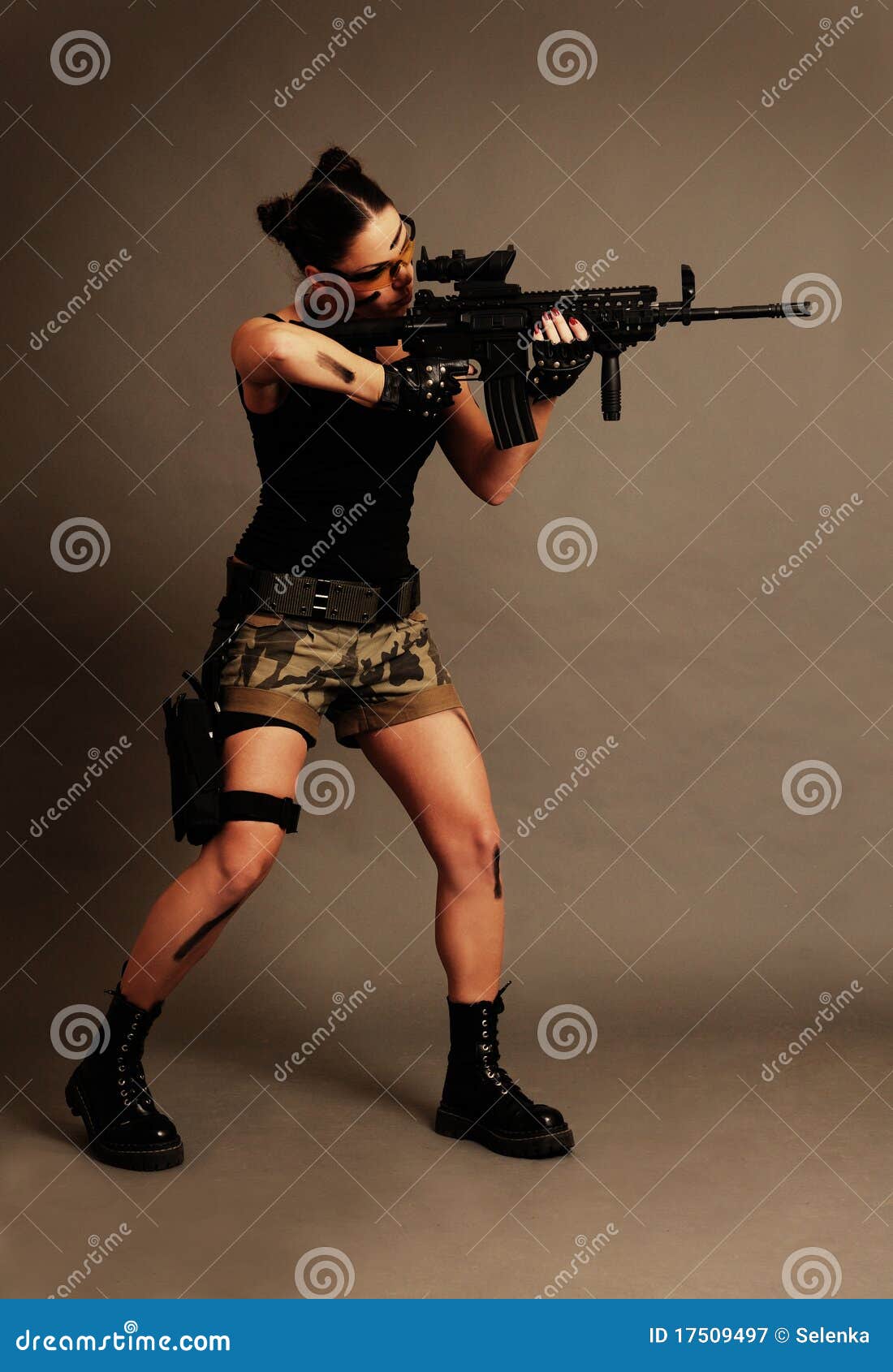 Frau mit Waffe. stockbild. Bild von polizei, baumuster - 17509497