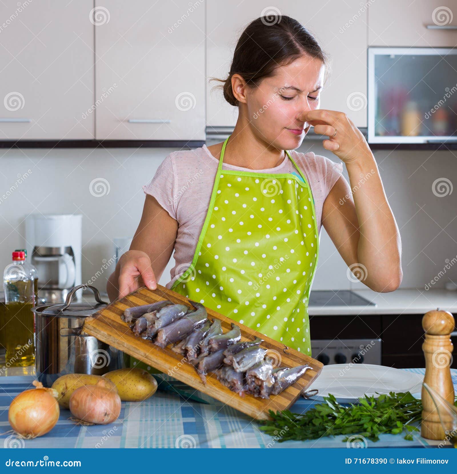 Frau Mit Widerlichem Fisch, Der Stinkt Stockfoto - Bild von ekeln ...
