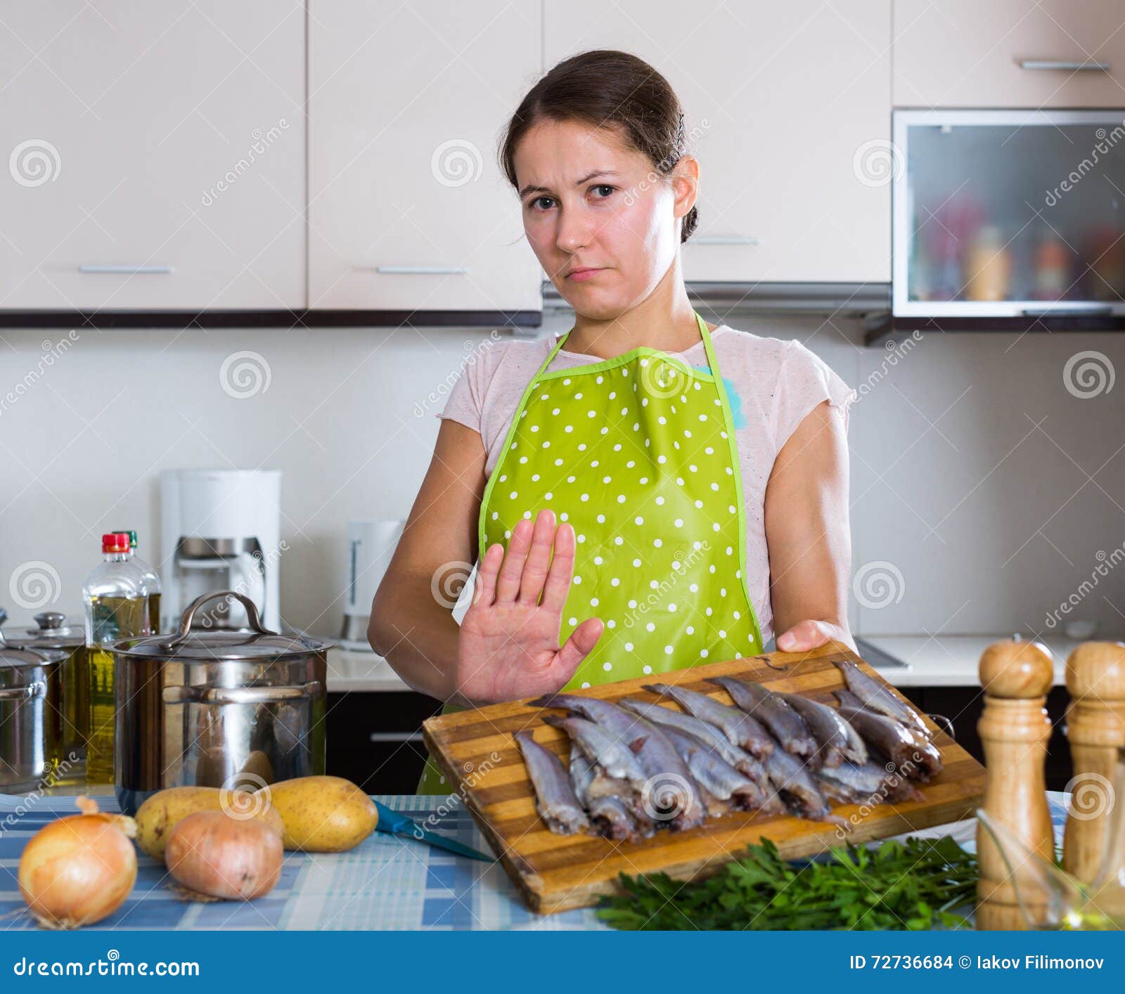 Frau Mit Widerlichem Fisch, Der Stinkt Stockfoto - Bild von leute ...