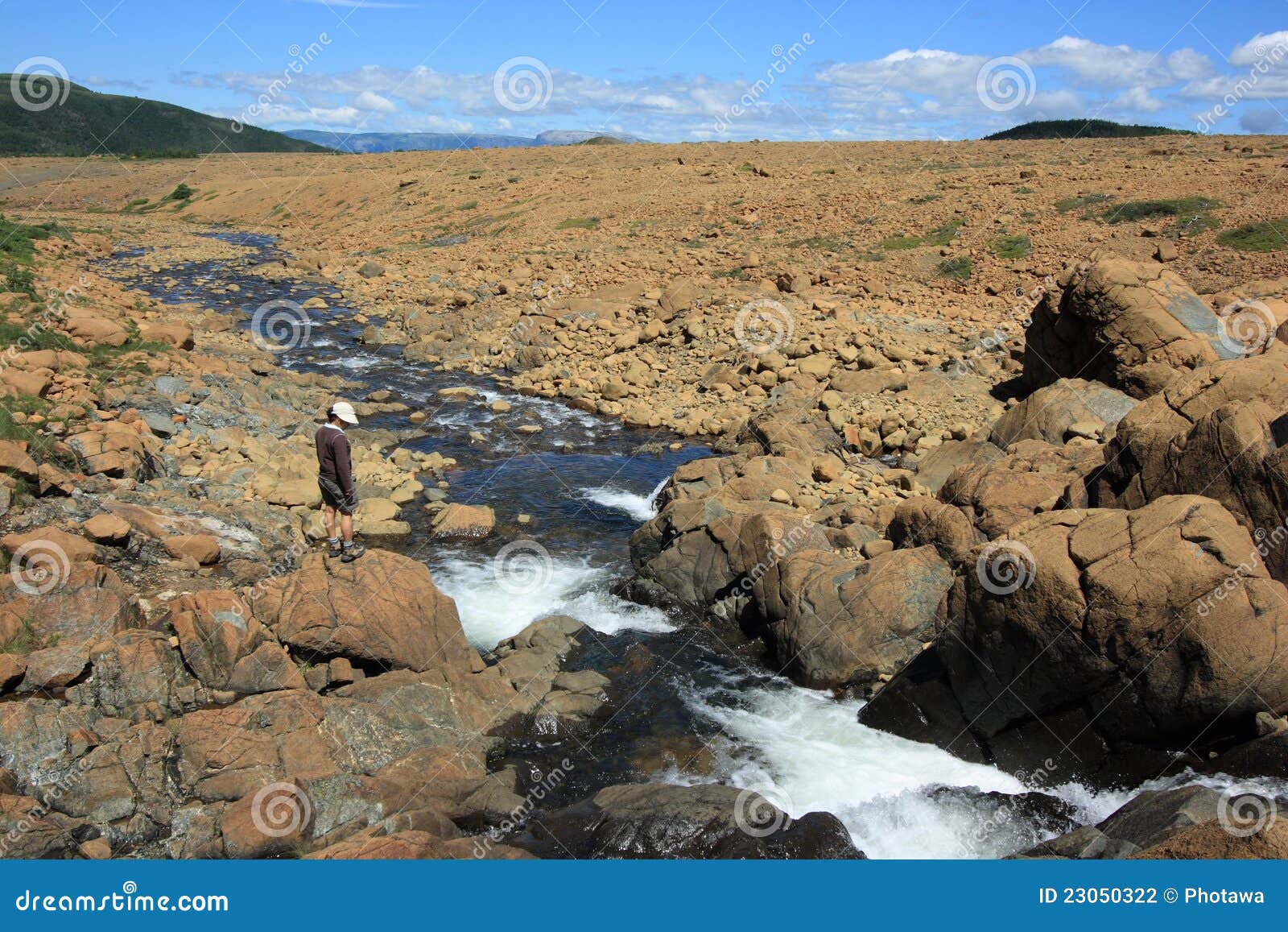 Frau am Nebenfluss in Den Tablelands Stockfoto - Bild von alleine ...