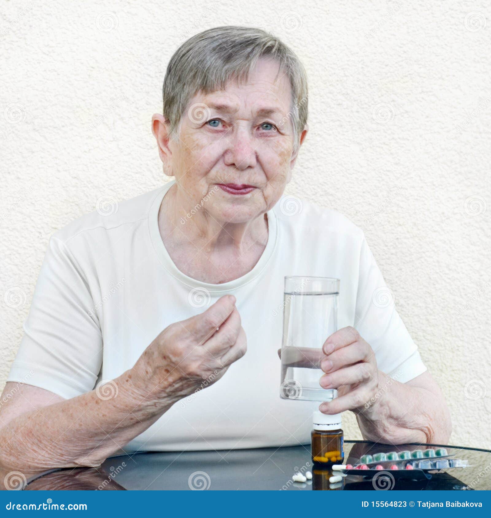 Frau nimmt Tabletten an stockbild. Bild von krankheit - 15564823