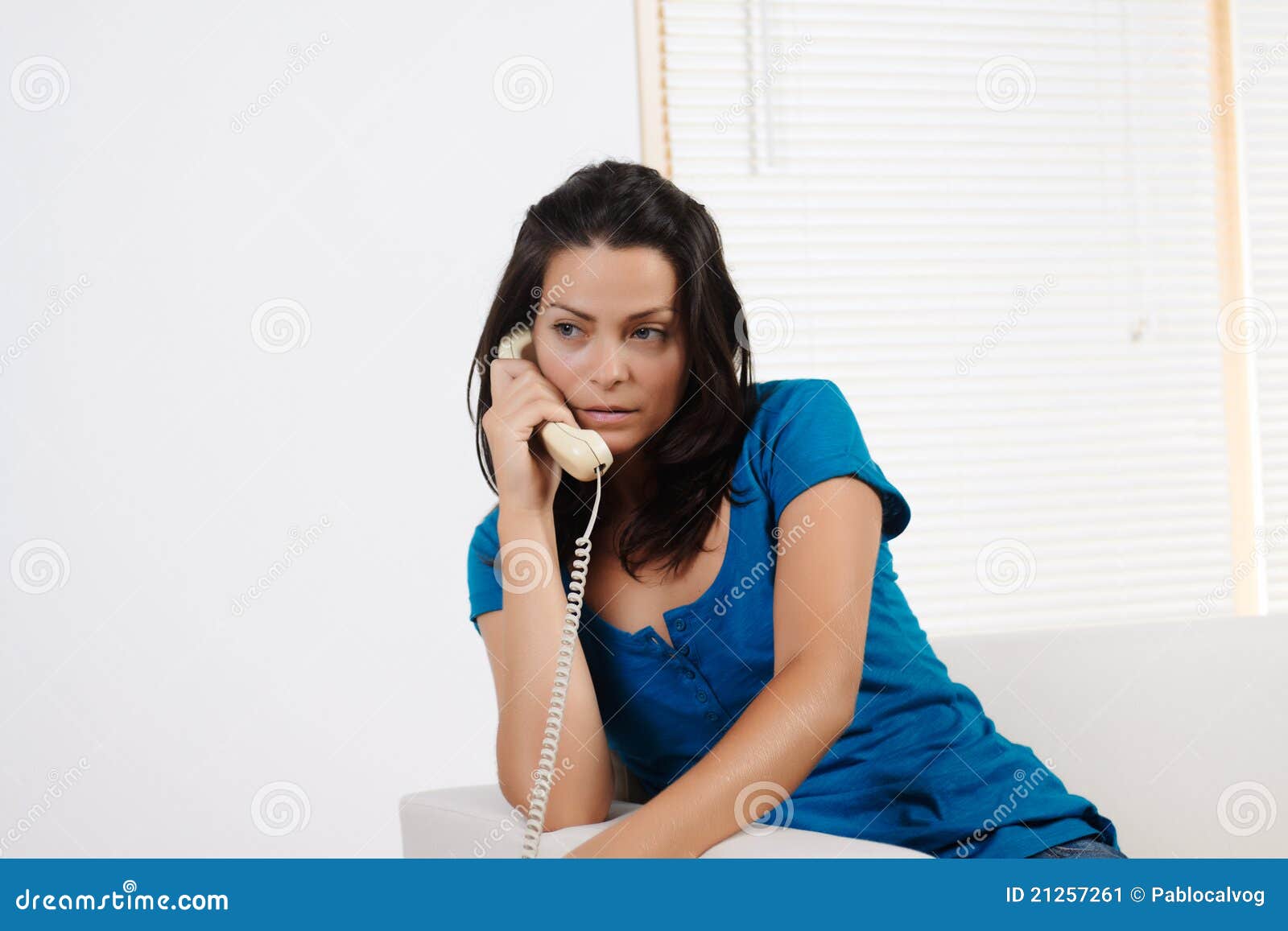 Frau am Telefon stockbild. Bild von freizeit, mode, attraktiv - 21257261