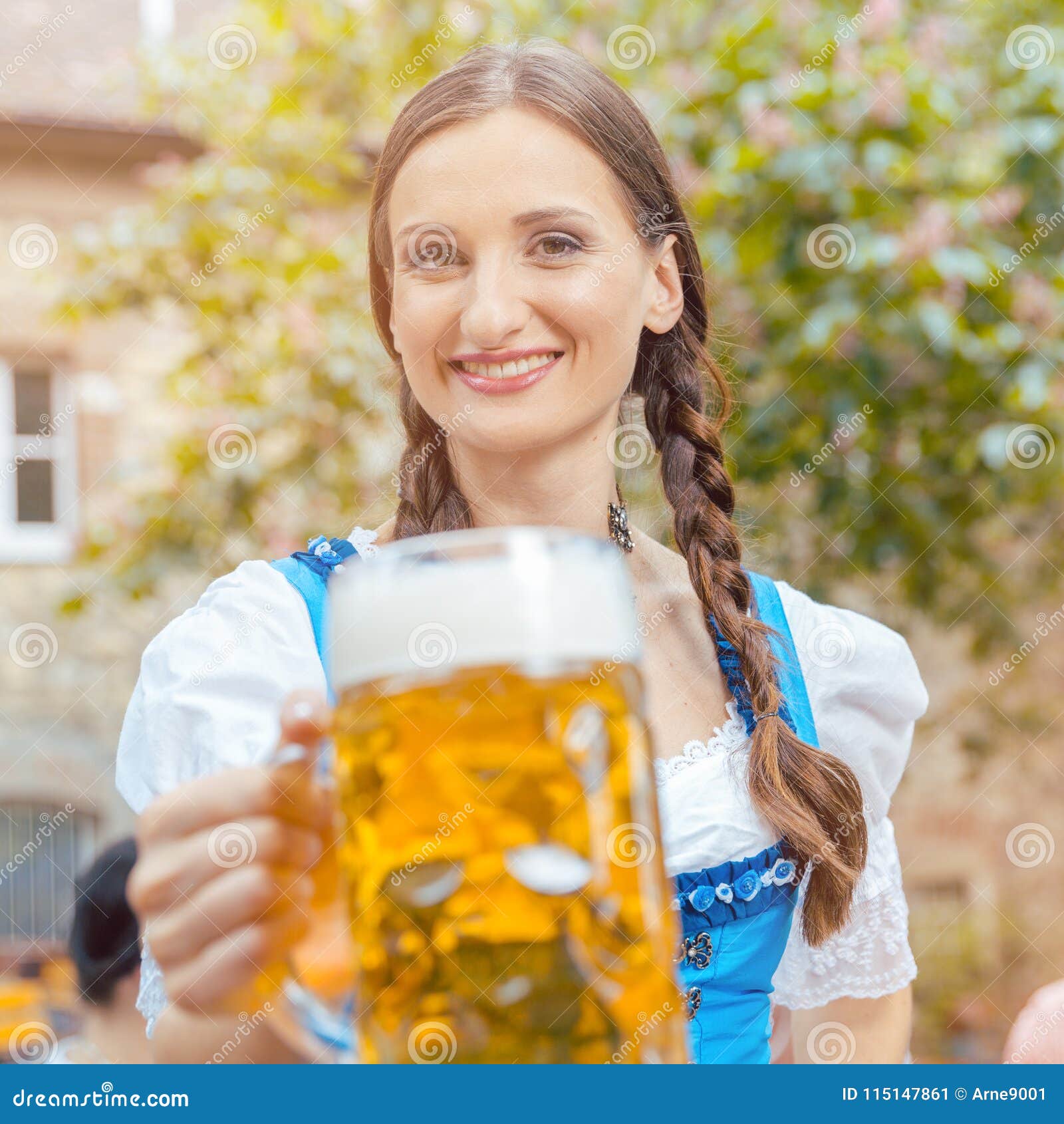 Frau Tragendes Trinkendes Bier Dirndl Stockbild - Bild von glas ...