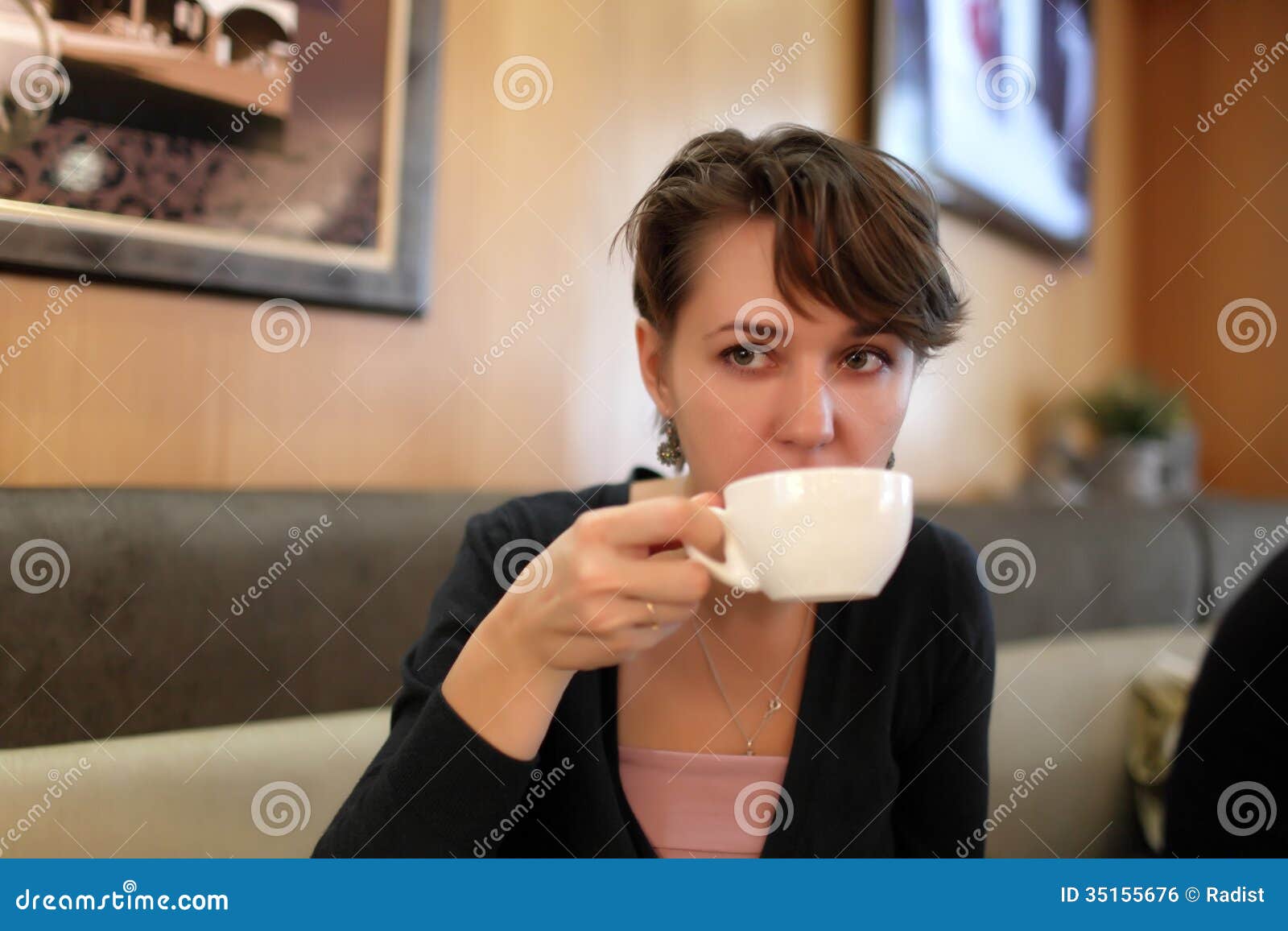 Frau trinkt Tee stockfoto. Bild von recht, dame, trinken - 35155676