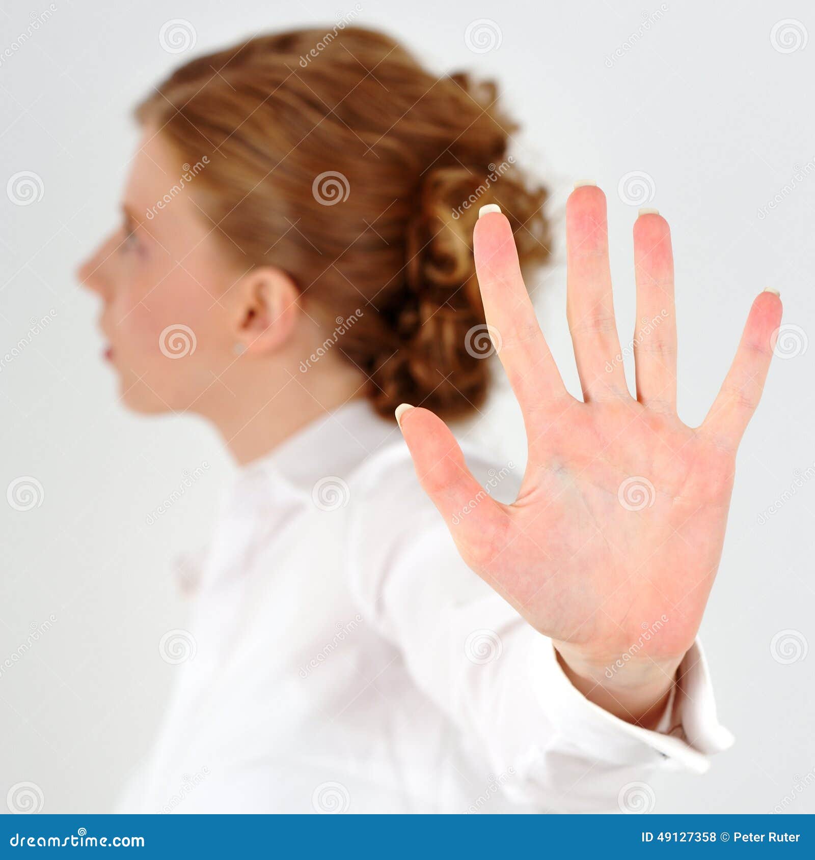 Frau Zeigt Die Palme Der Hand Stockfoto - Bild von anschlag, zeichen ...