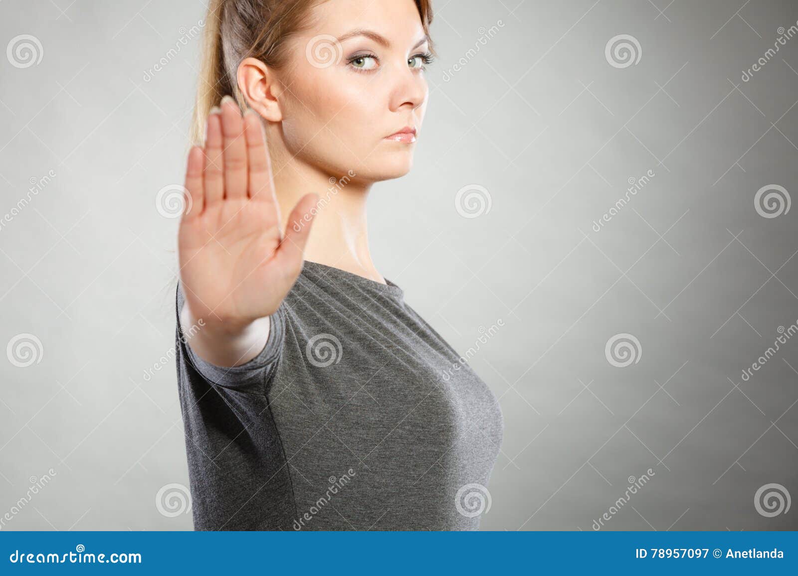 Frau Zeigt Stoppschild Durch Ihre Hand Stockbild - Bild von rückweisung ...