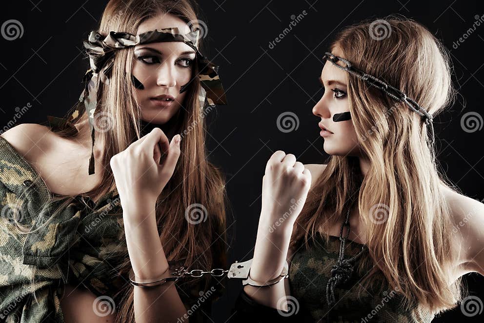 Frauen in den Handschellen stockbild. Bild von würdevoll - 13835721