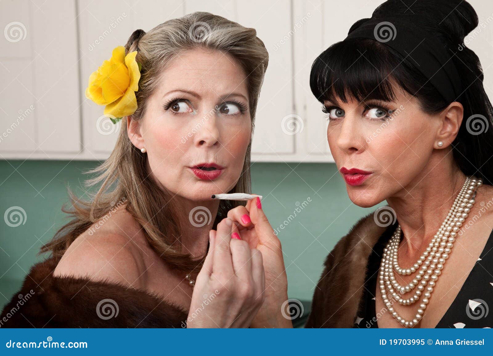 Frauen, Die Herauf Weed Rauchen Stockbild - Bild von süchtiger, mantel ...