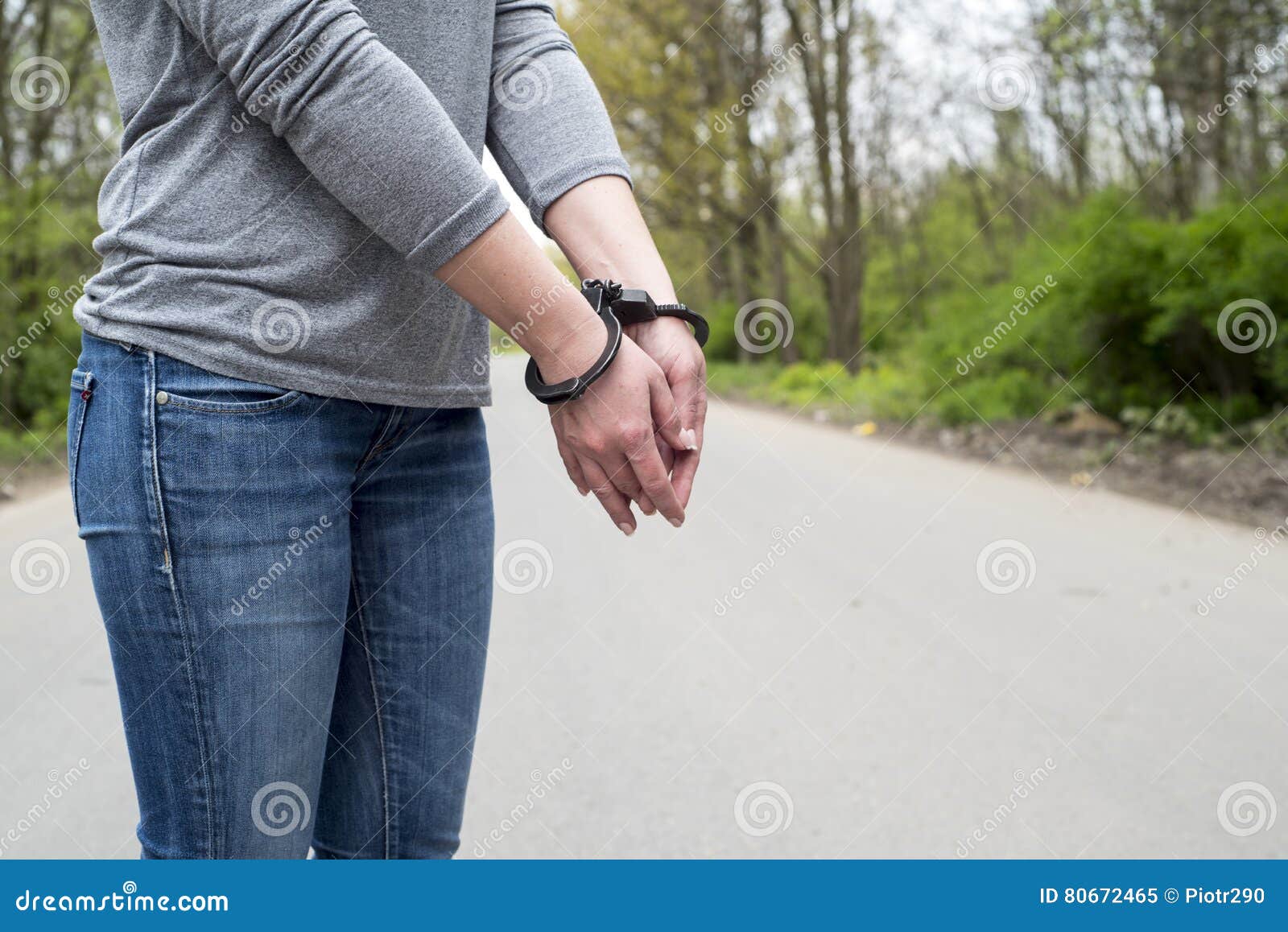 Frauen Fesselten Kriminalpolizei Mit Handschellen Stockbild - Bild von ...