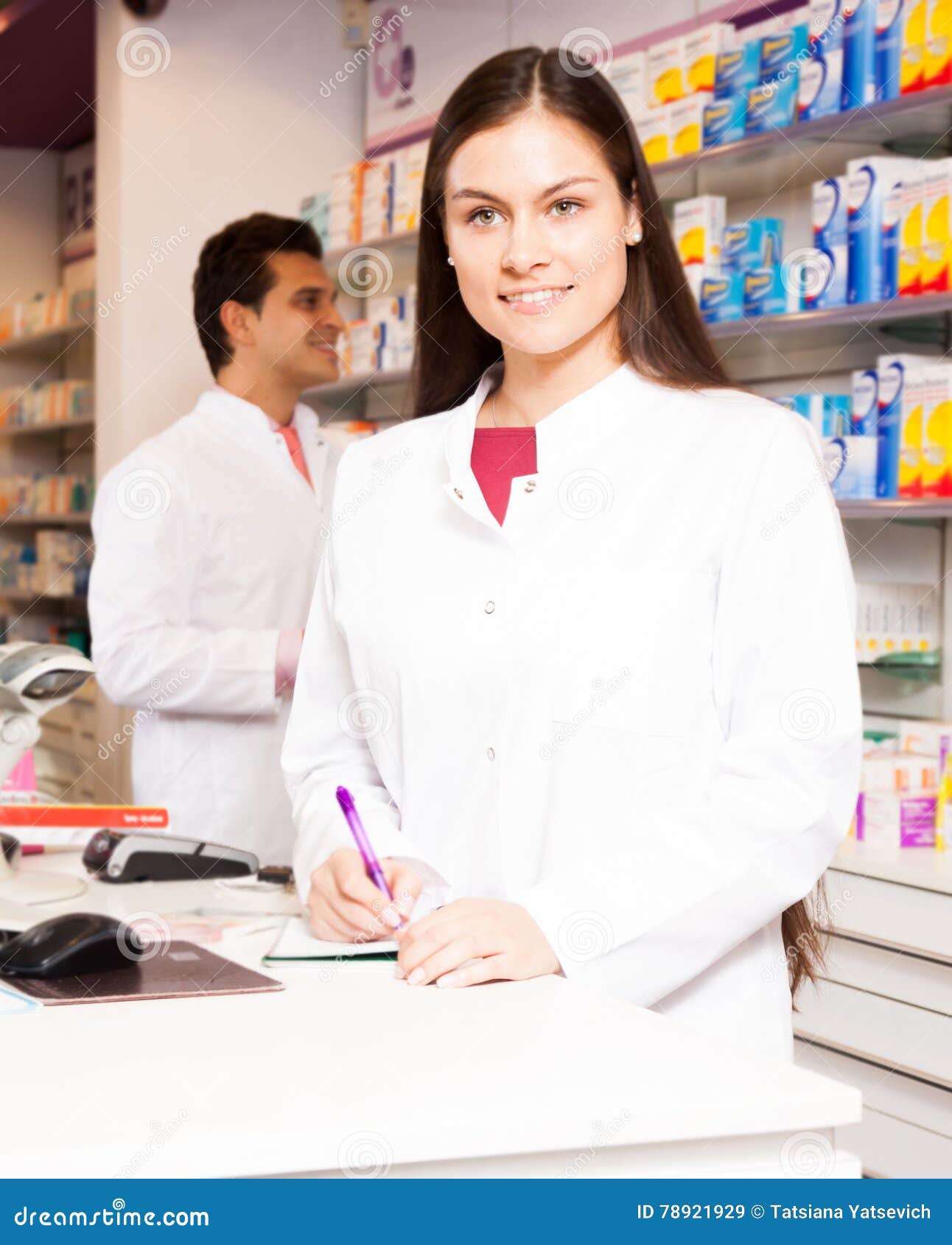 Frauenapotheker an Der Apotheke Stockbild - Bild von lächeln ...