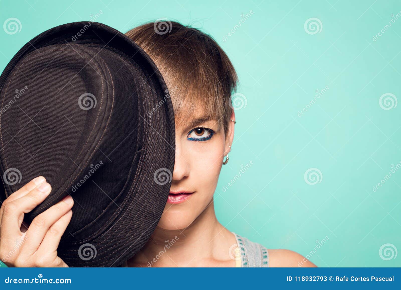 Frauenbedeckung Halb Ihr Gesicht Mit Einem Hut Stockbild - Bild von ...