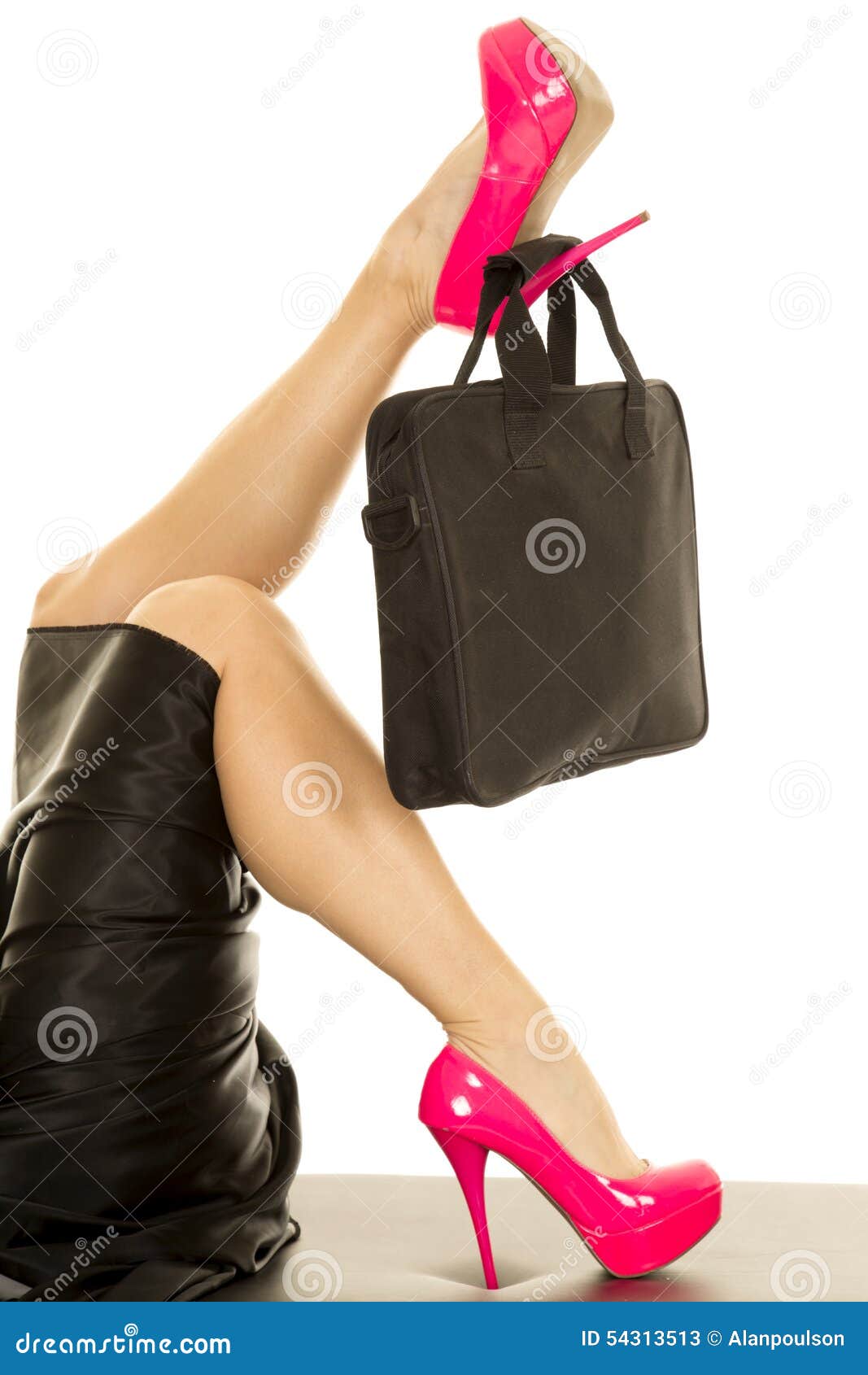 Frauenbeine In Den Rosa Fersen Mit Schwarzer Tasche Auf Oberem Bein